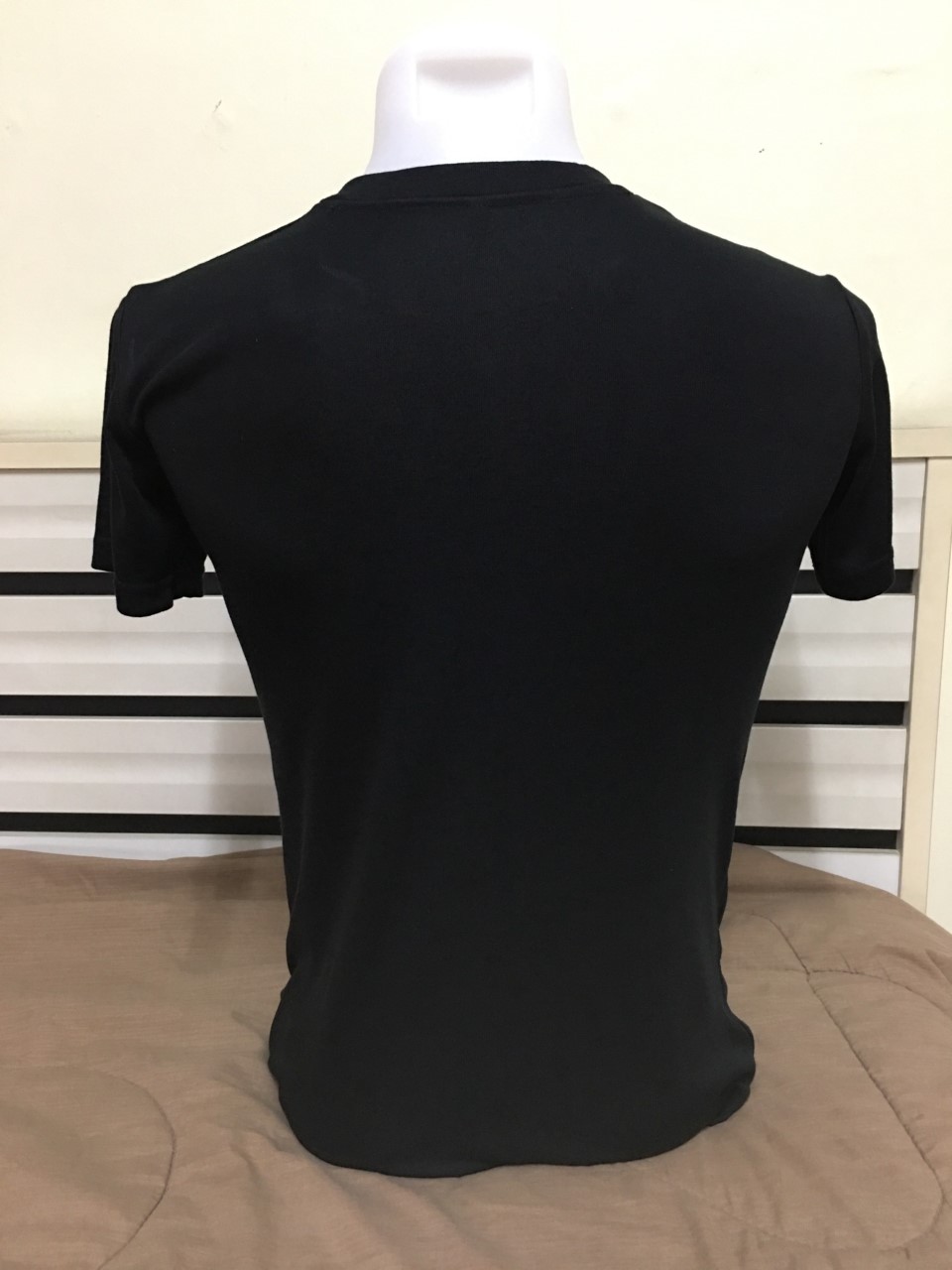 เสื้อยืดสีดำ ทรงคอกลม เนื้อผ้า TK34 เป็นผ้าโพลีผสม และเป็นผ้า 2 หน้า (Interlock) ผลิตในไทย เนื้อ ...