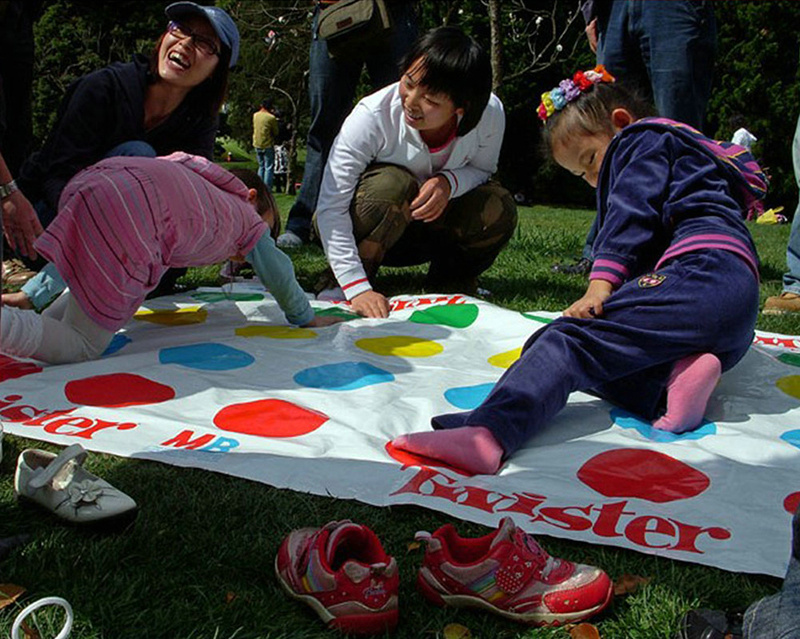 เกม Twister Games เกมจัดท่าทางวางแขนขา ตามสี TWISTER NO.62 - Puket Stores