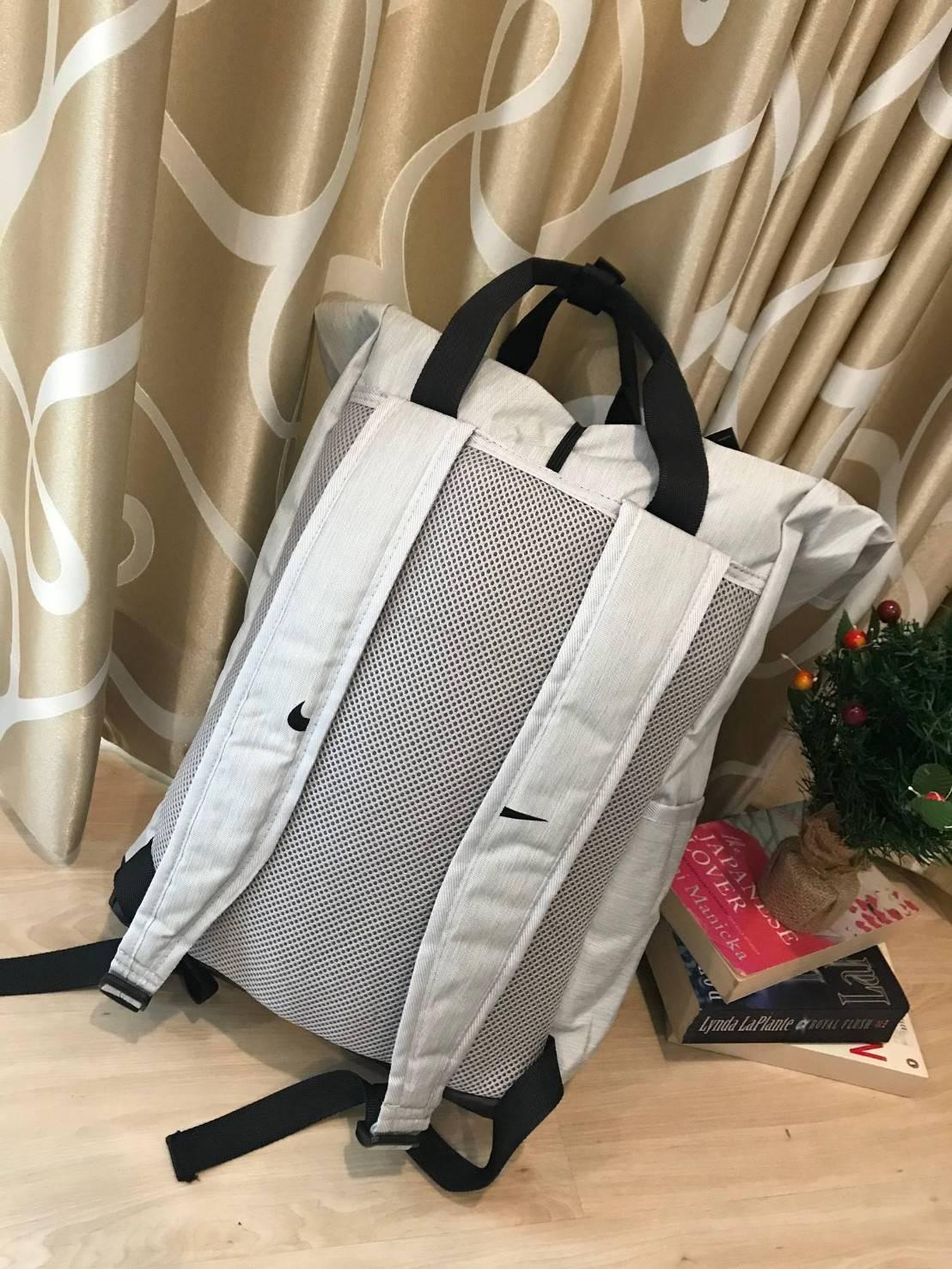 Nike Radiate Backpack เป้สะพายหลังที่โดดเด่นด้วยดีไซน์ส่วนใส่ของด้านบน ...