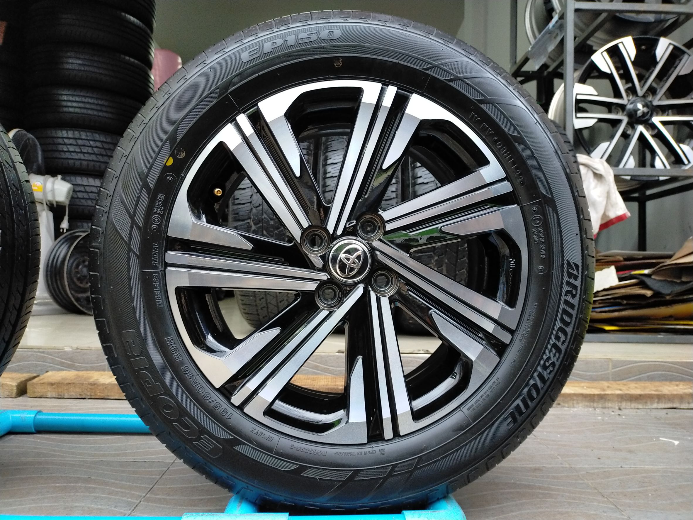 แม็กโตโยต้า ขอบ16 ป้ายแดงสีเดิม พร้อมยางบริสโตน 195 60 16 ปี22 มีตุ่ม ...