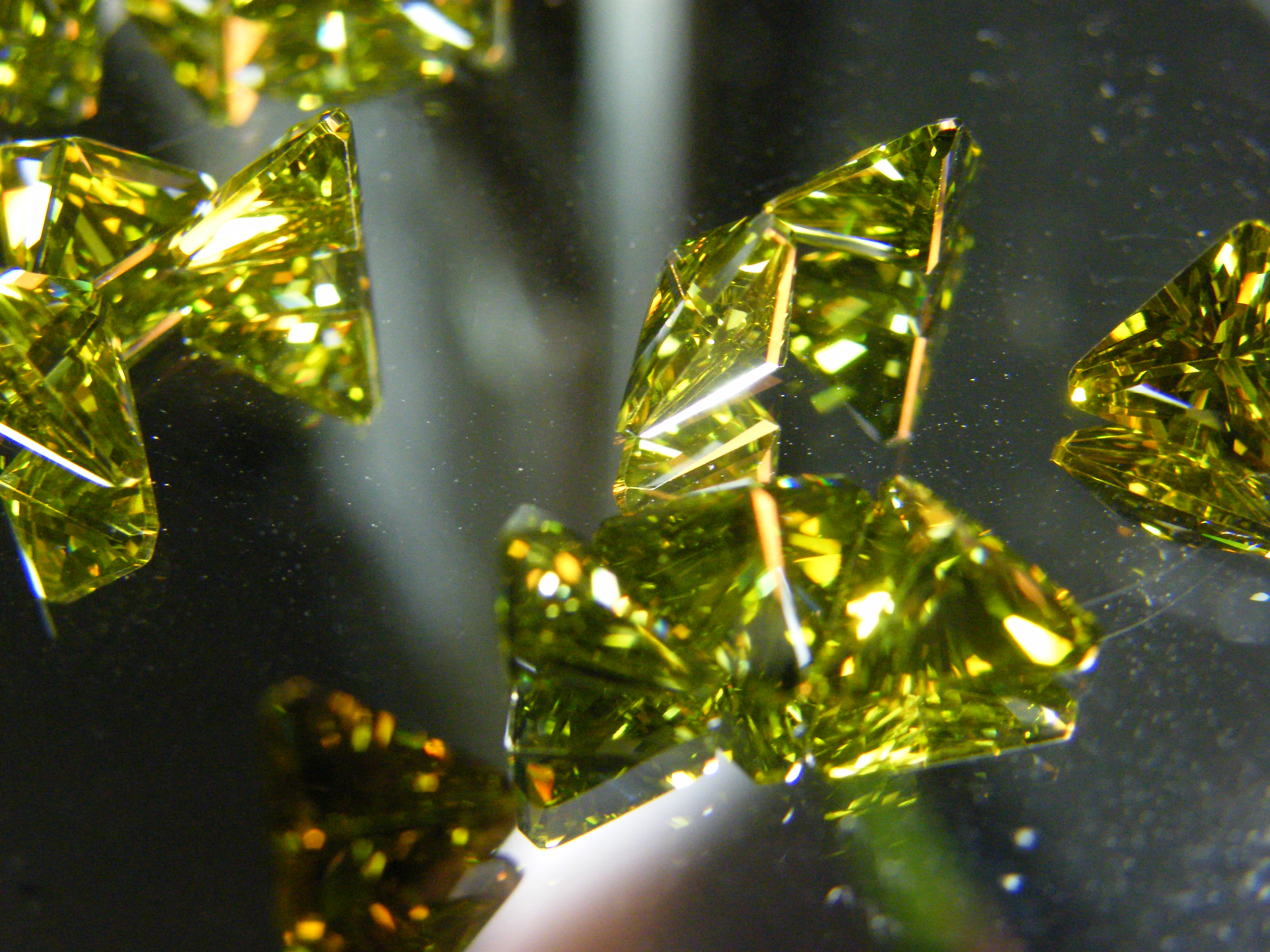 7X7MM TRIANGLE ....4 PIECES เพชรรัสเซีย DIAMOND CUBIC ZIRCONIA OLIVE ...