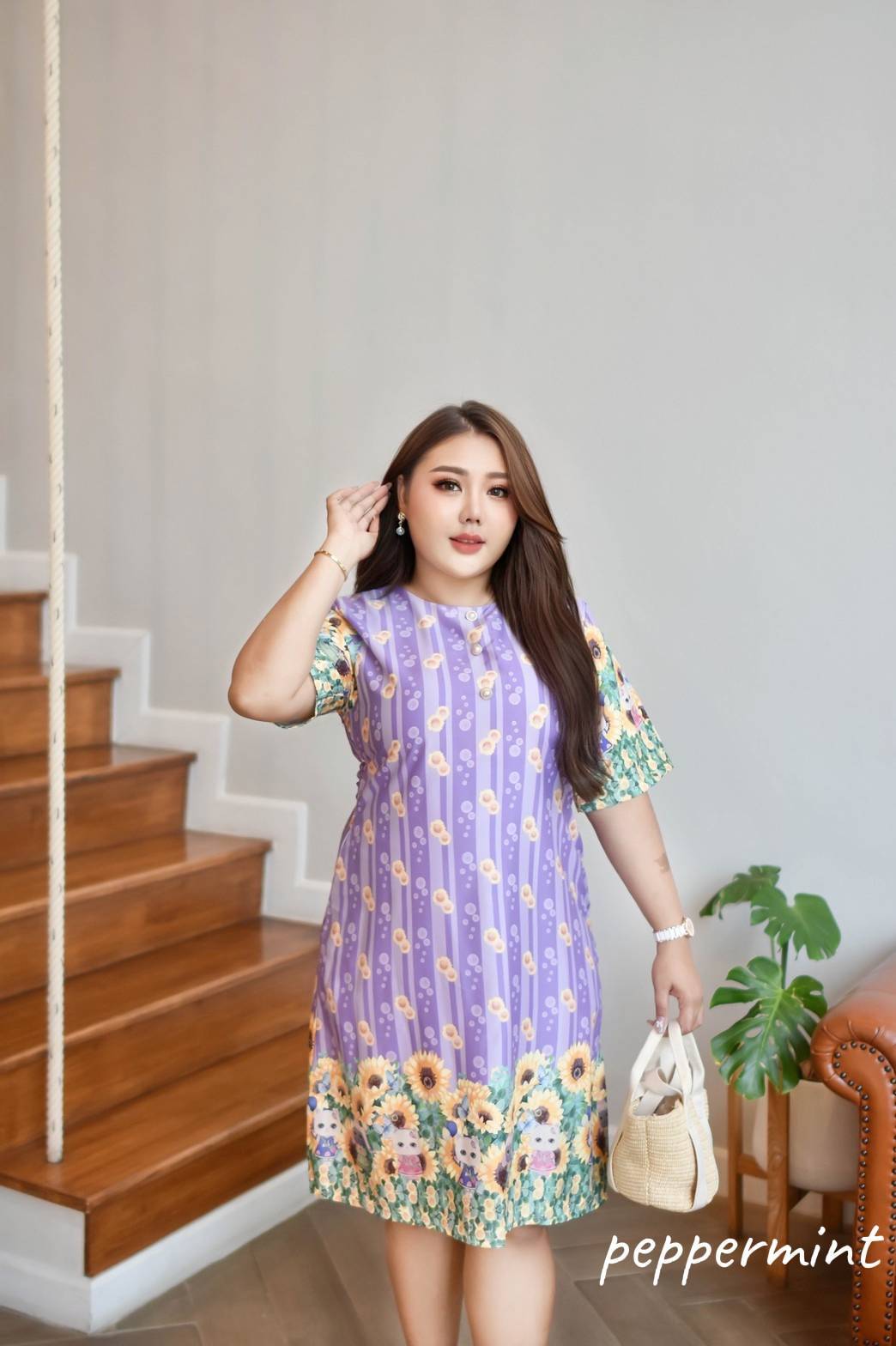 เดรสสาวอวบ น่ารักสุด cute เดรสสีพาสเทล สุดละมุน ลายแมวตาโต นั่งในทุ่งทานตะวัน SizeXL-6XL Bigsize ...