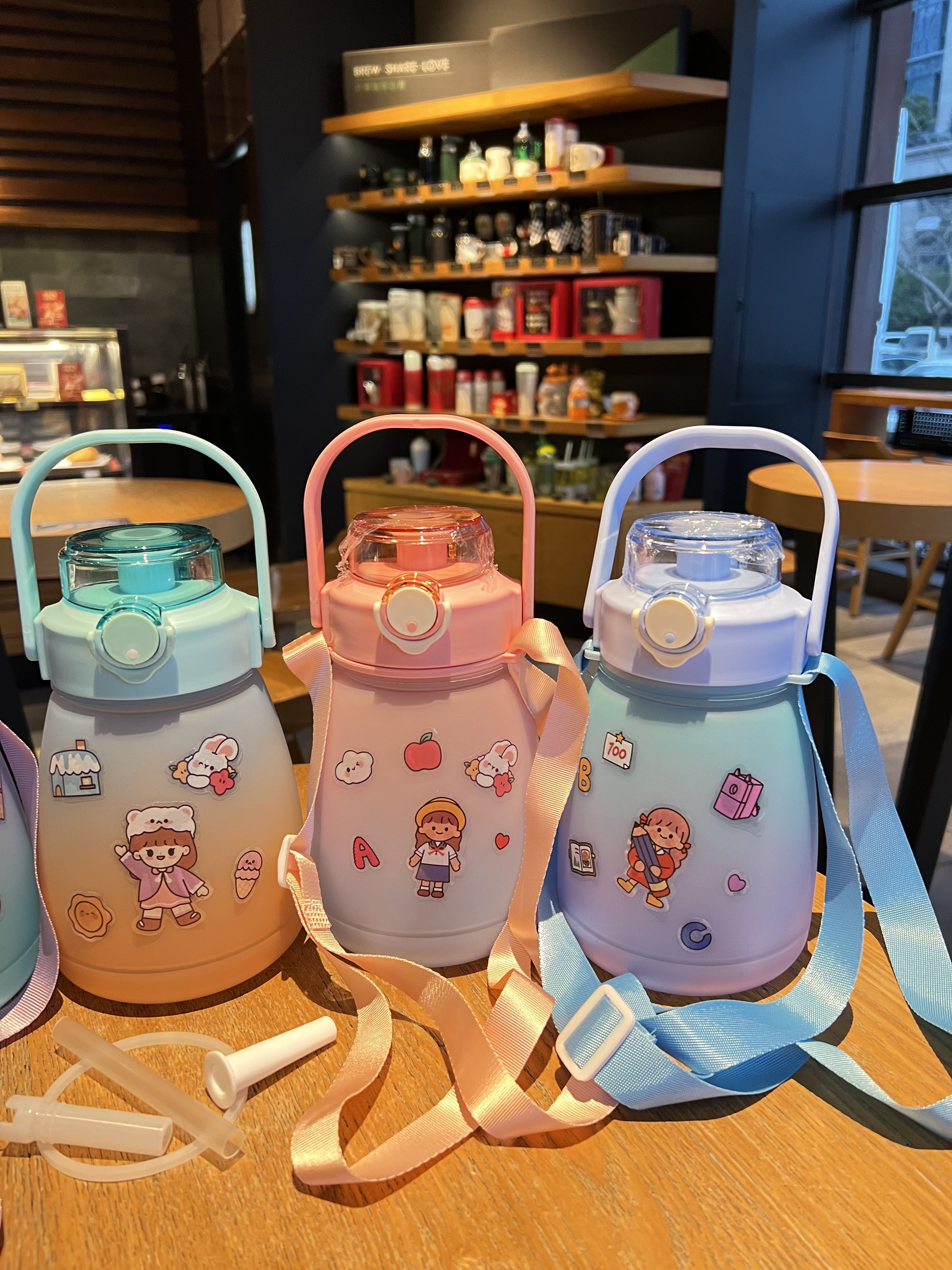 ฟรีสายรัดและสติ๊กเกอร์ ขวดน้ำ ขวดน้ำเด็ก ขวดน้ำพกพา กระบอกน้ำบอกเวลา กระบอกน้ำ ความจุ 1.3L (BPA ...