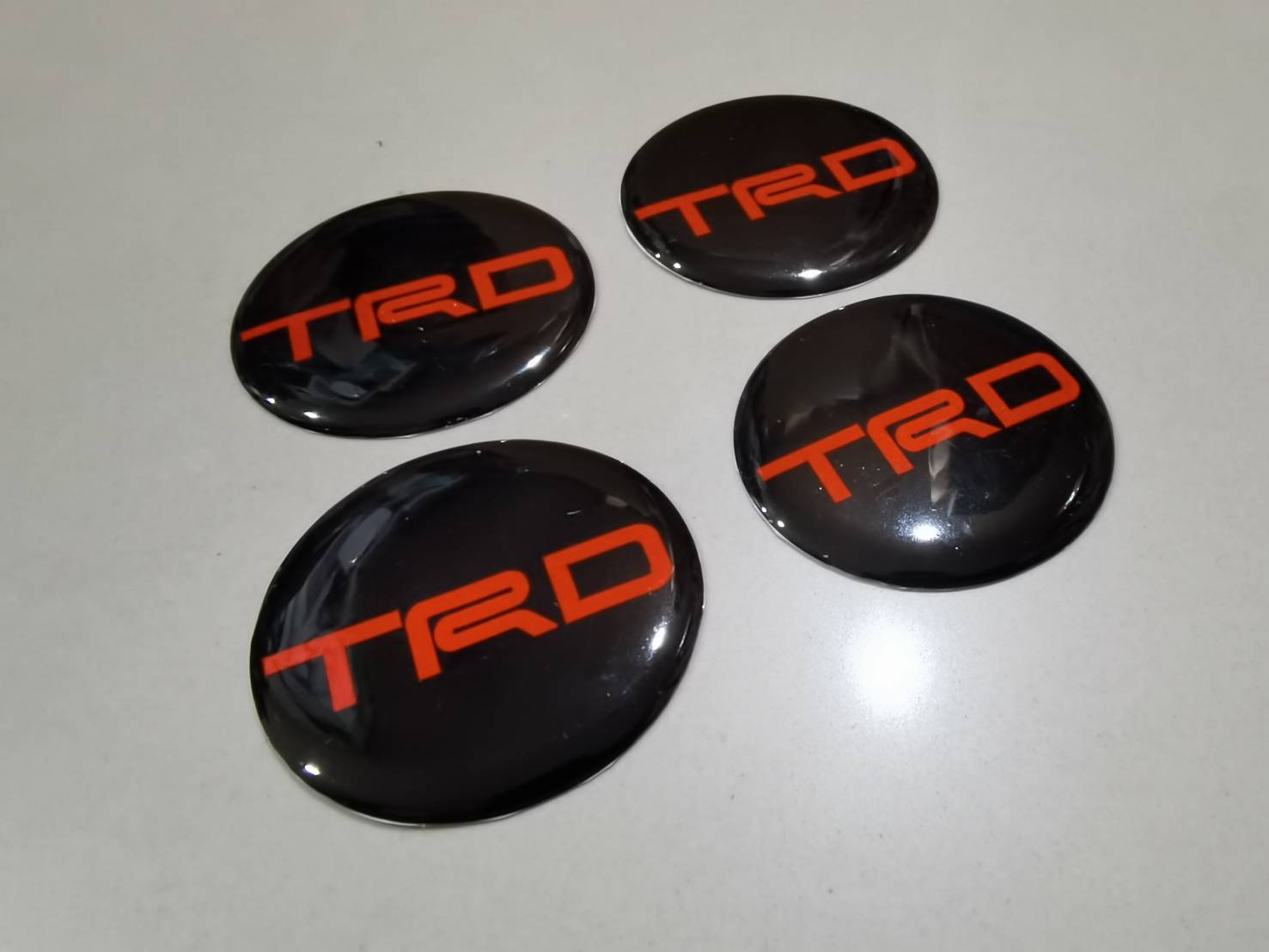 แผ่นป้ายสติ๊กเกอร์เรซิ่น TRD toyota TRD ติดฝาล้อขนาด 50 มิล จำนวน 4 ...