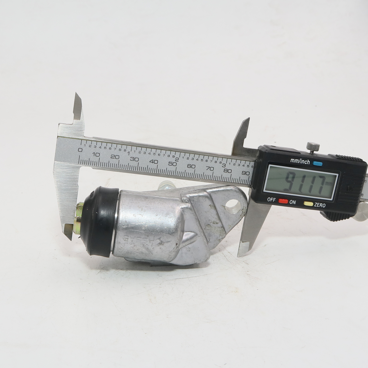 กระบอกเบรคหน้า J15 Engine บน-ขวา ดัทสัน นิสสัน โปรเฟสชั่นนอล ปี 2509 ...