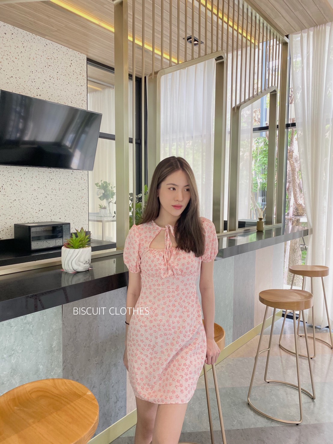 sister.tree มินิเดรสแขนดอลลี่เว้าอกผูกมินิโบว์ ชุดเดรสสั้นลายดอกจิ๋วแขนตุ๊กตา ผ้าพิมพ์ลายดอกจิ๋ว ...