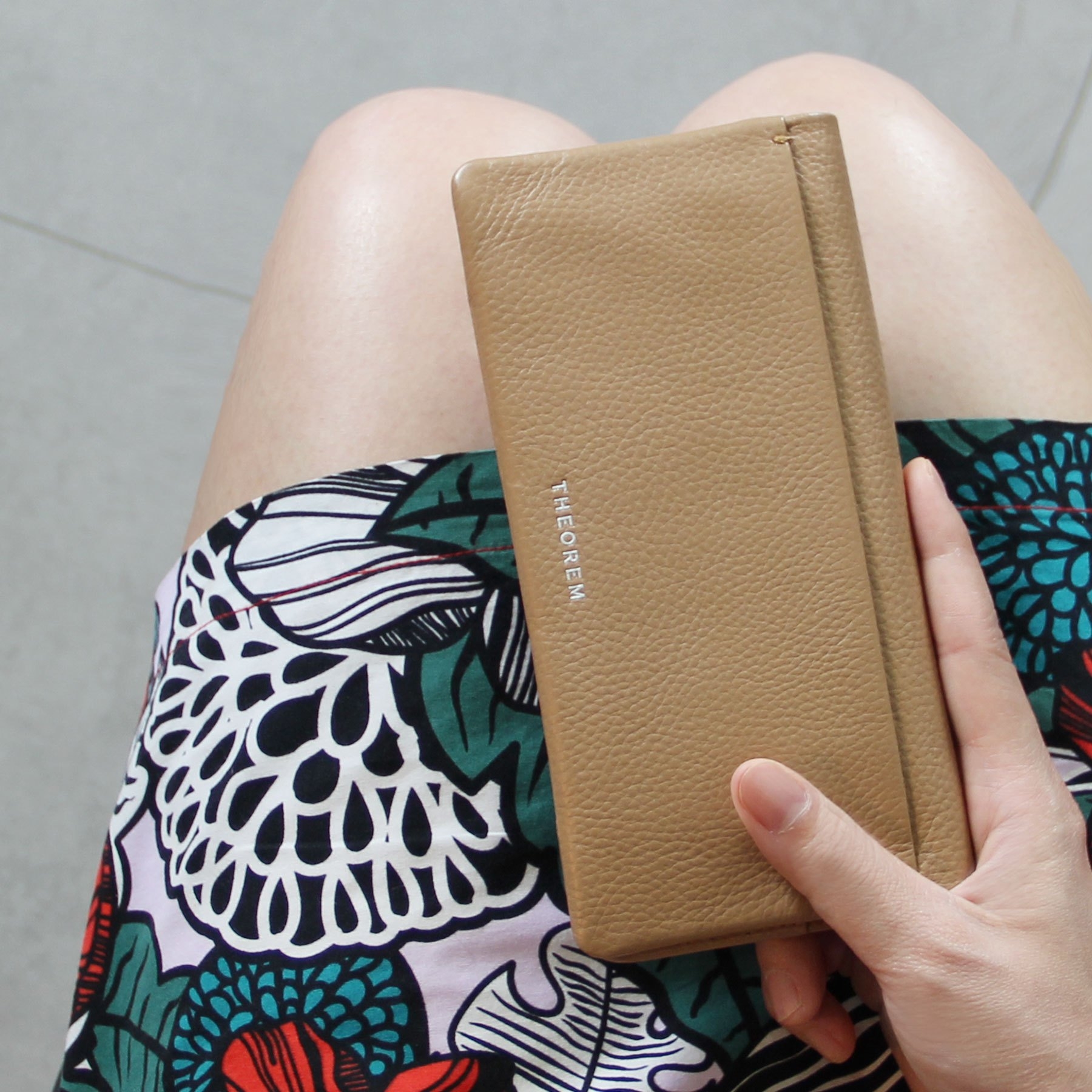 RAY -กระเป๋าสตางค์ใบยาวหนังแท้ สีเบจ THEOREM | Lazada.co.th