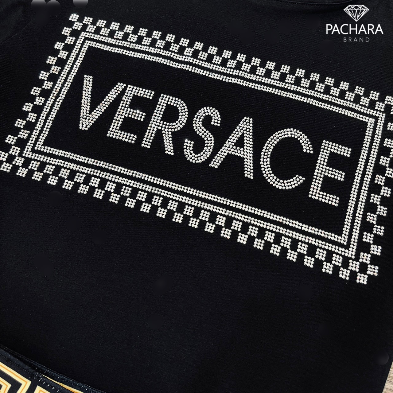 Pachara:: เซ็ต 2 ชิ้น เสื้อแขนสั้นสีขาว แต่งรีดเพชรตัวอักษรด้านหน้า ดู ...