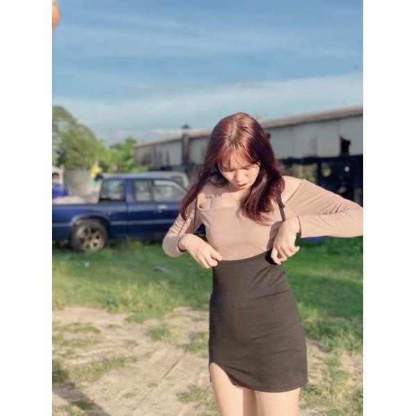 Spinny House???? Set ชุดเซต 2ชิ้น เอี๊ยม เสื้อผ้าไหมพรมร่องเล็ก กระโปรง พื้นดำมีสายผูกผ้ายืด ♥️ ...