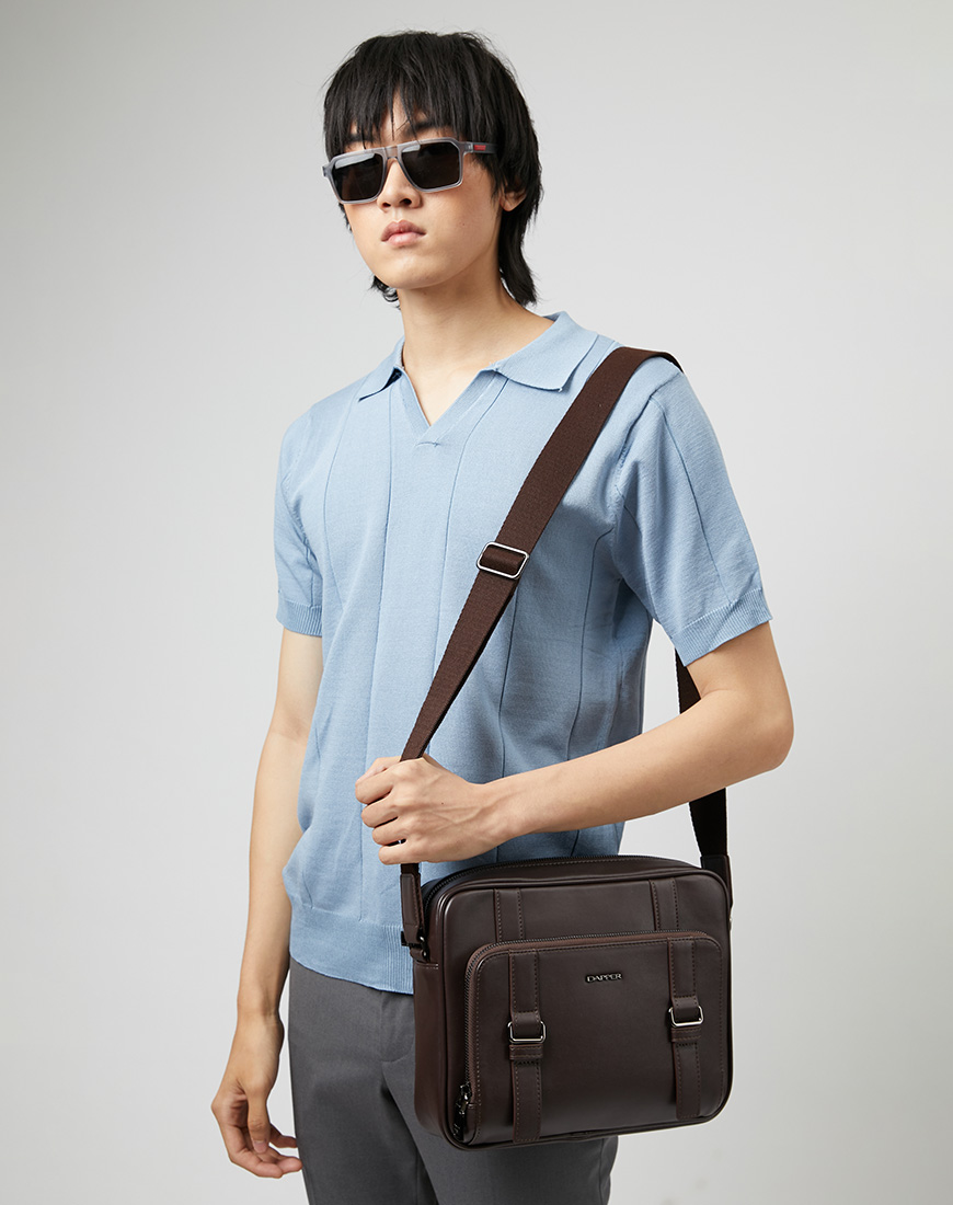 DAPPER กระเป๋าสะพายข้าง Double Buckle Crossbody Bag สีน้ำตาล - DAPPER - ThaiPick