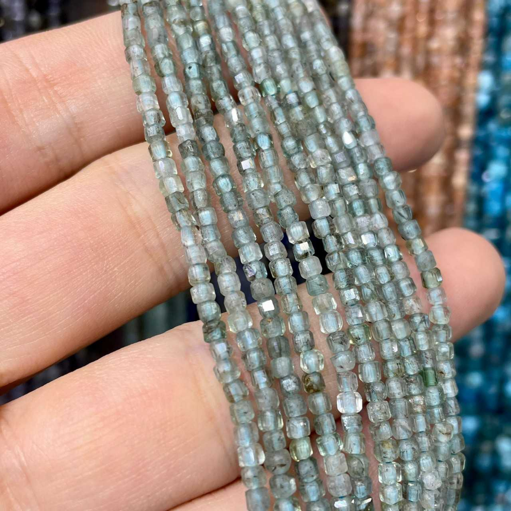 บลูอพาไทด์ เนื้อใส Clear Blue Apatite ทรงลูกบาศก์ เจียเหลี่ยม 2x2 mm ...