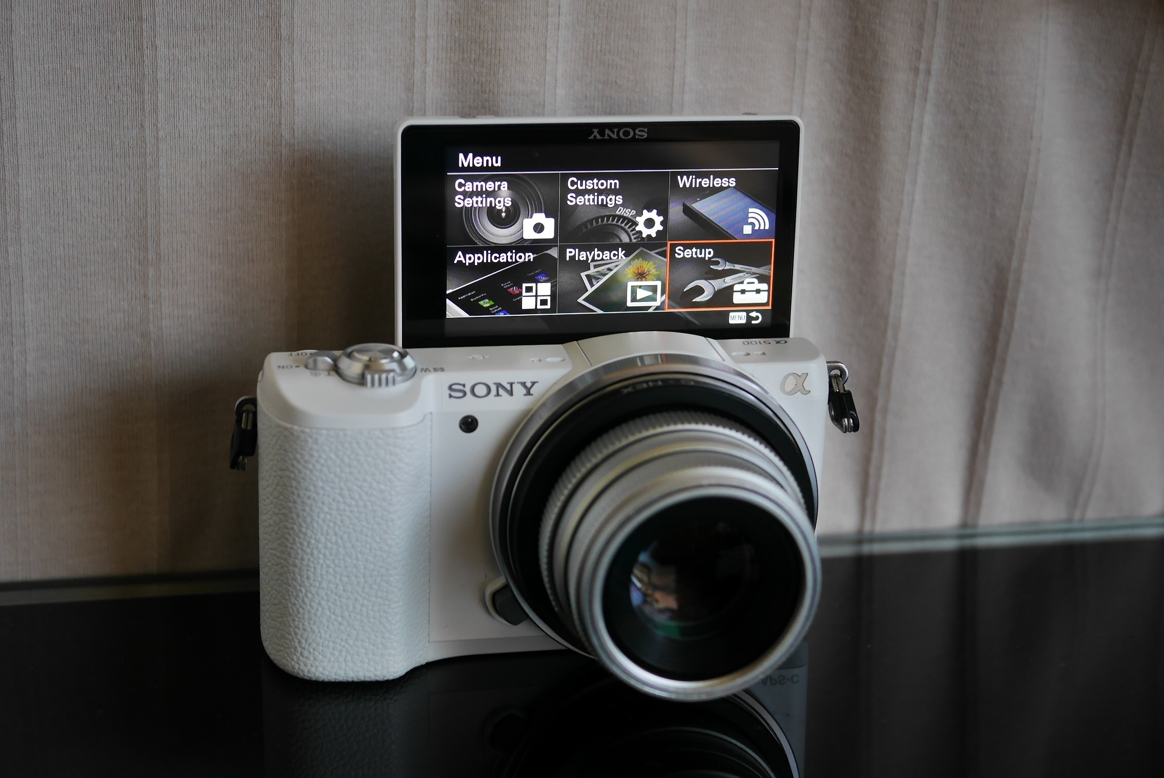 Sony A5100 24.3MP Wi-Fi NFC White Kit with MF 35mm F1.6 Silver lens ...