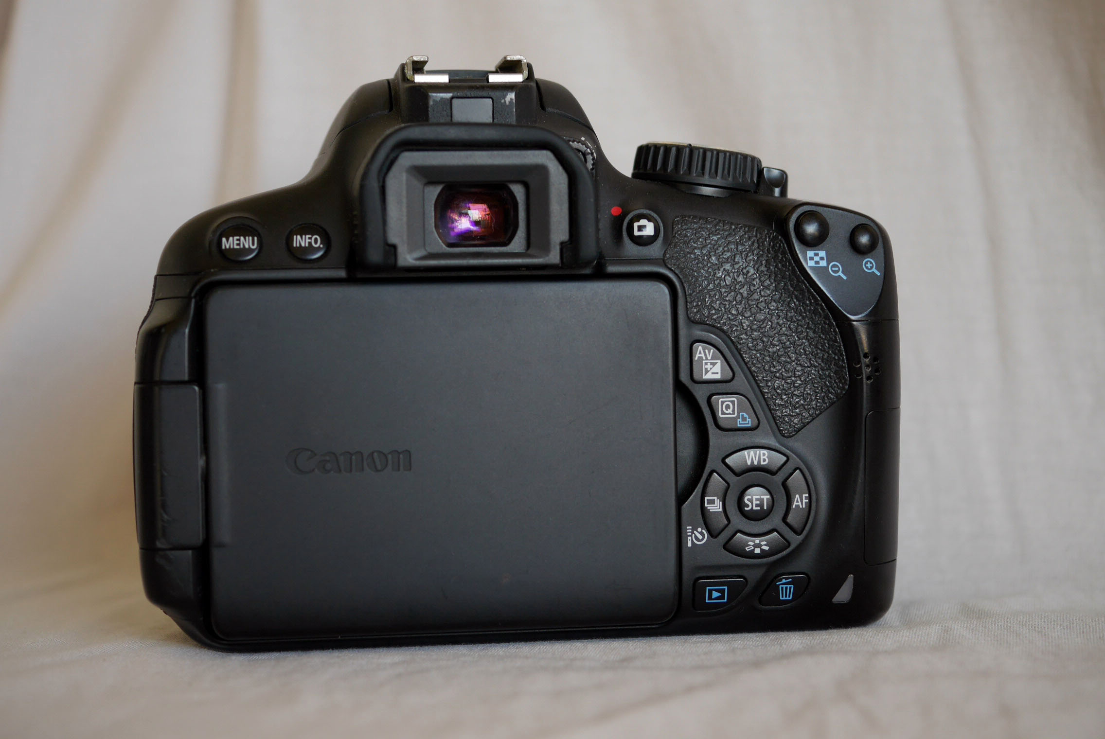 Canon EOS 650D Body Only EOS Rebel T4i Kiss X6i Full-HD movies with ...