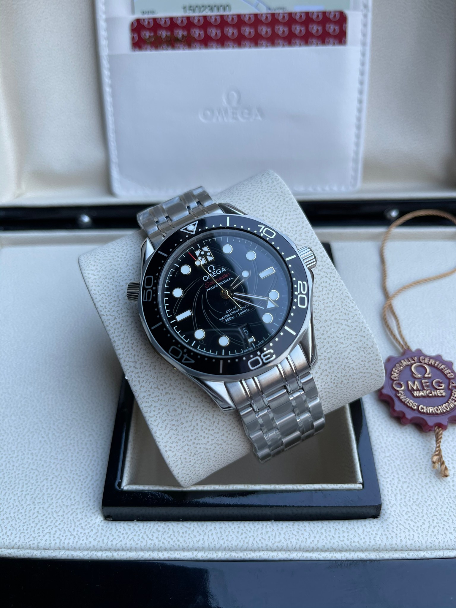 นาฬิกาโอเมก้า รุ่น ‘On Her Majesty’s Secret Service’ with new Seamaster ...