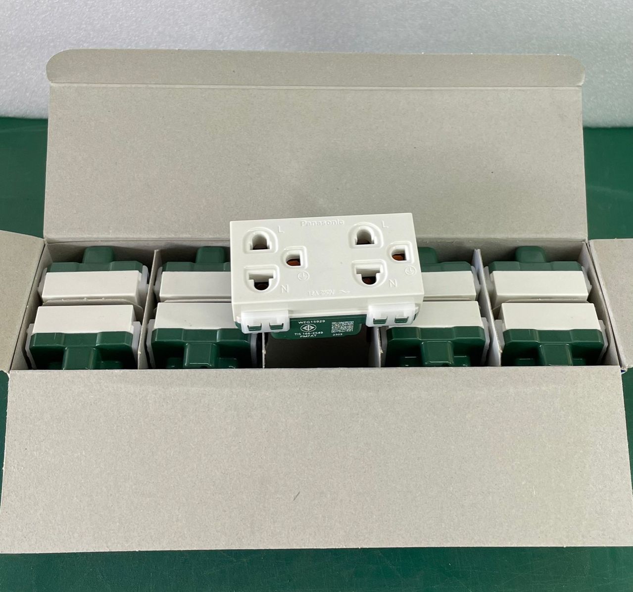 Panasonic ปลั๊กไฟ ปลั๊กกราว์ดคู่ ปลั๊กมีกราว์ด แบบเสียบ WEG 15929 กล่อง ...