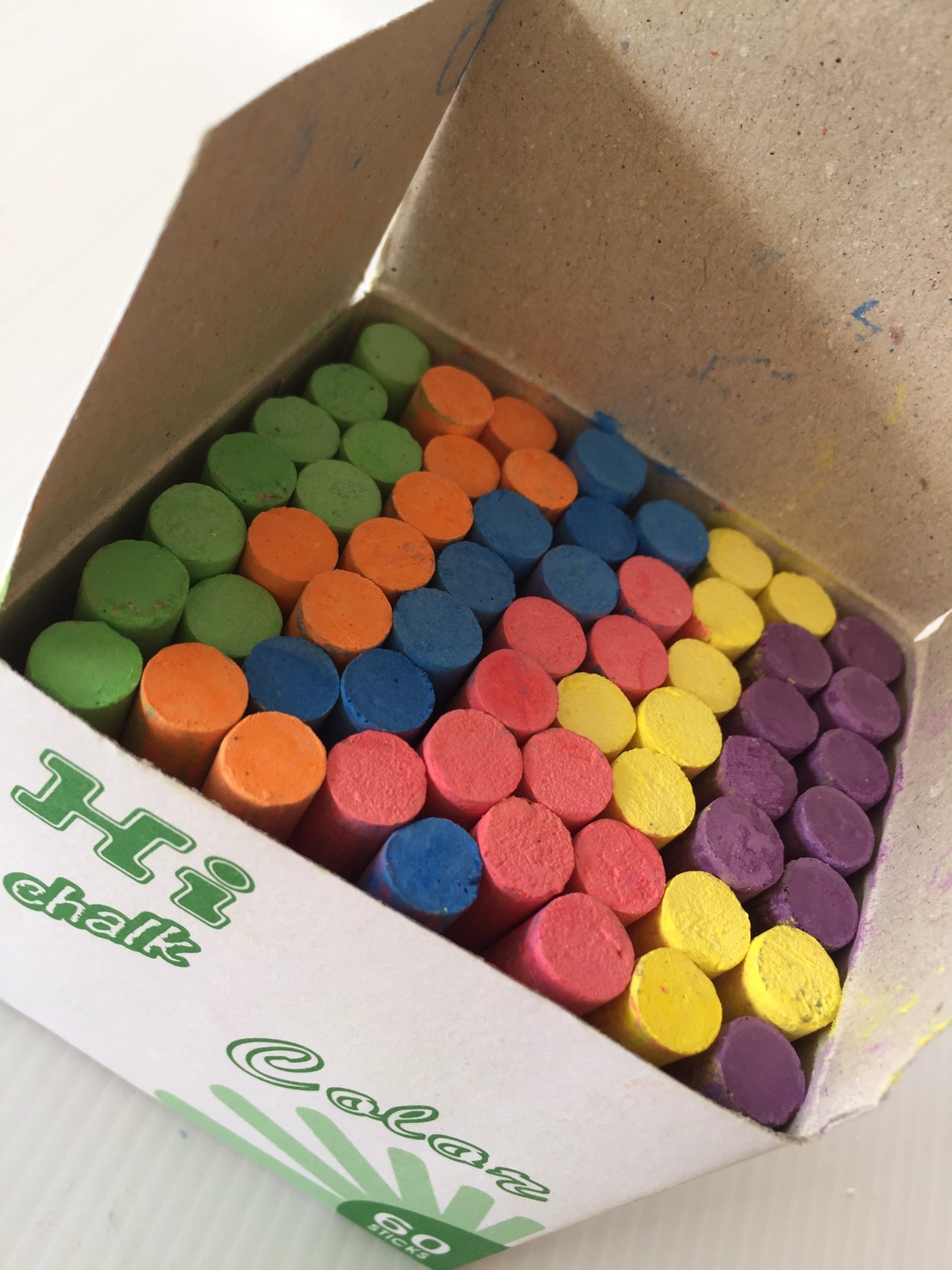 Hi Chalk ชอล์กสี/ชอล์กขาว ชอล์คเขียนกระดาน 1กล่อง จำนวน 60 แท่ง ...