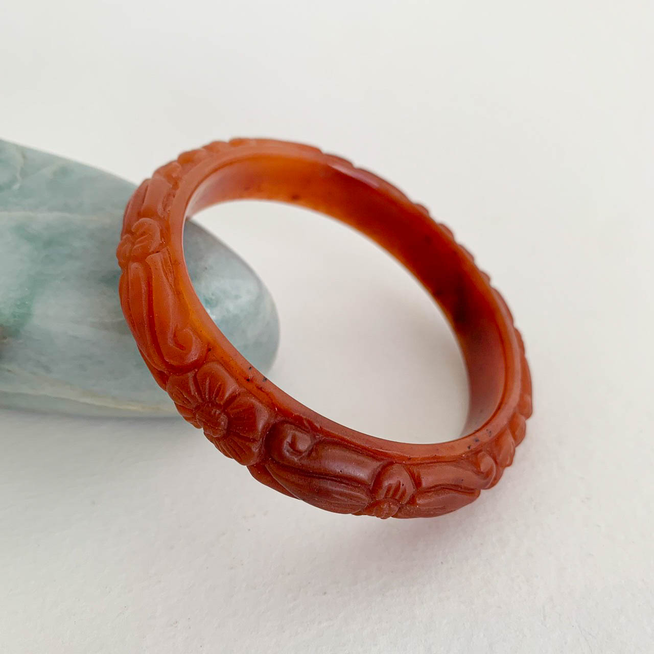 กำไลข้อมือหยกแกะสลักดอกไม้ แบบท้องปลิง สีแดงส้ม เส้นผ่าศูนย์กลางวงใน 62 ...