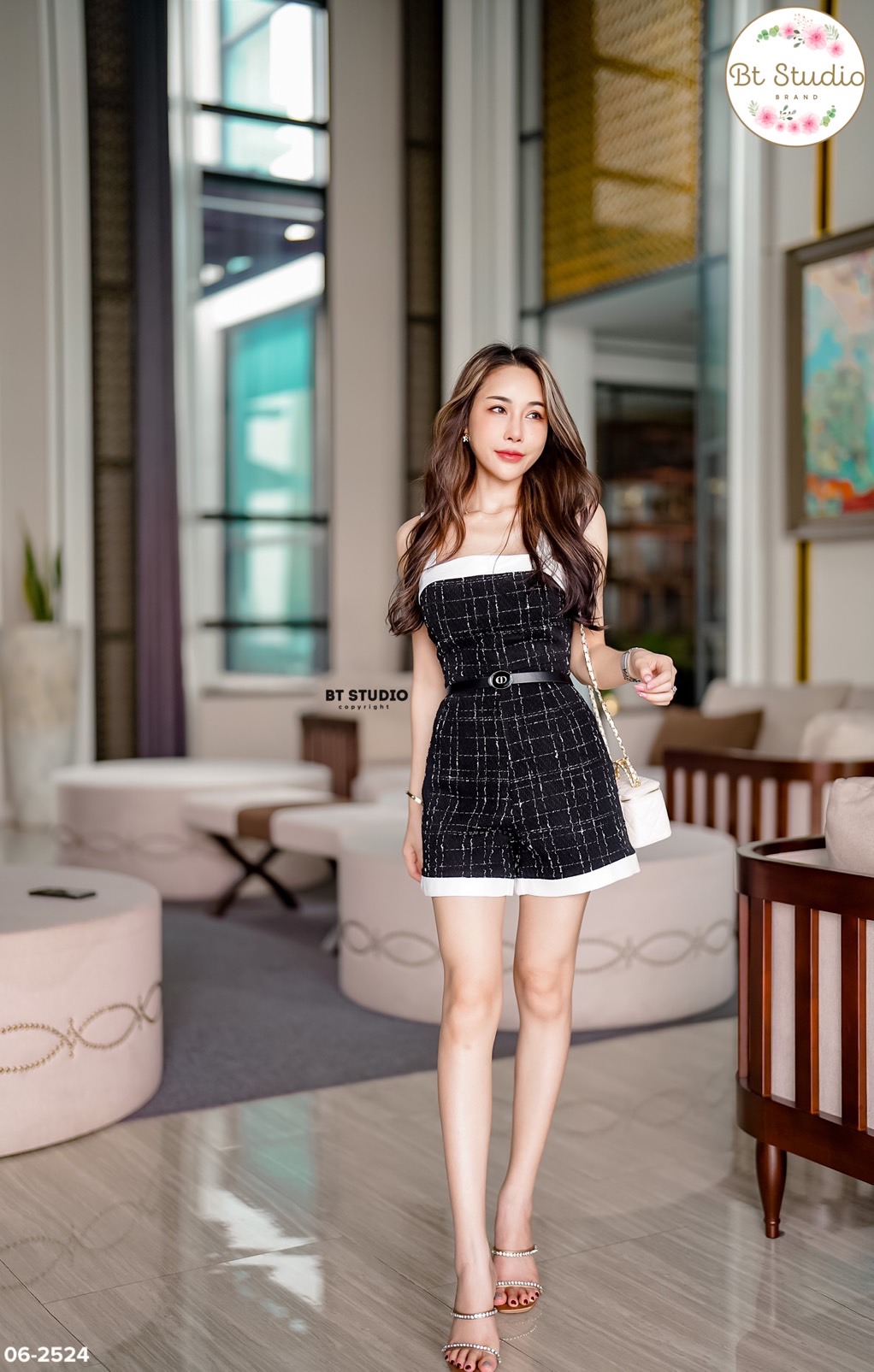 งานป้าย BT-Studio set 2ชิ้นเพย์สูทสายเดี่ยวขาสั้น ผ้าทวิสต์สีดำตัดขอบขาว มาพร้อมเข็มขัดเส้นเล็ก ...