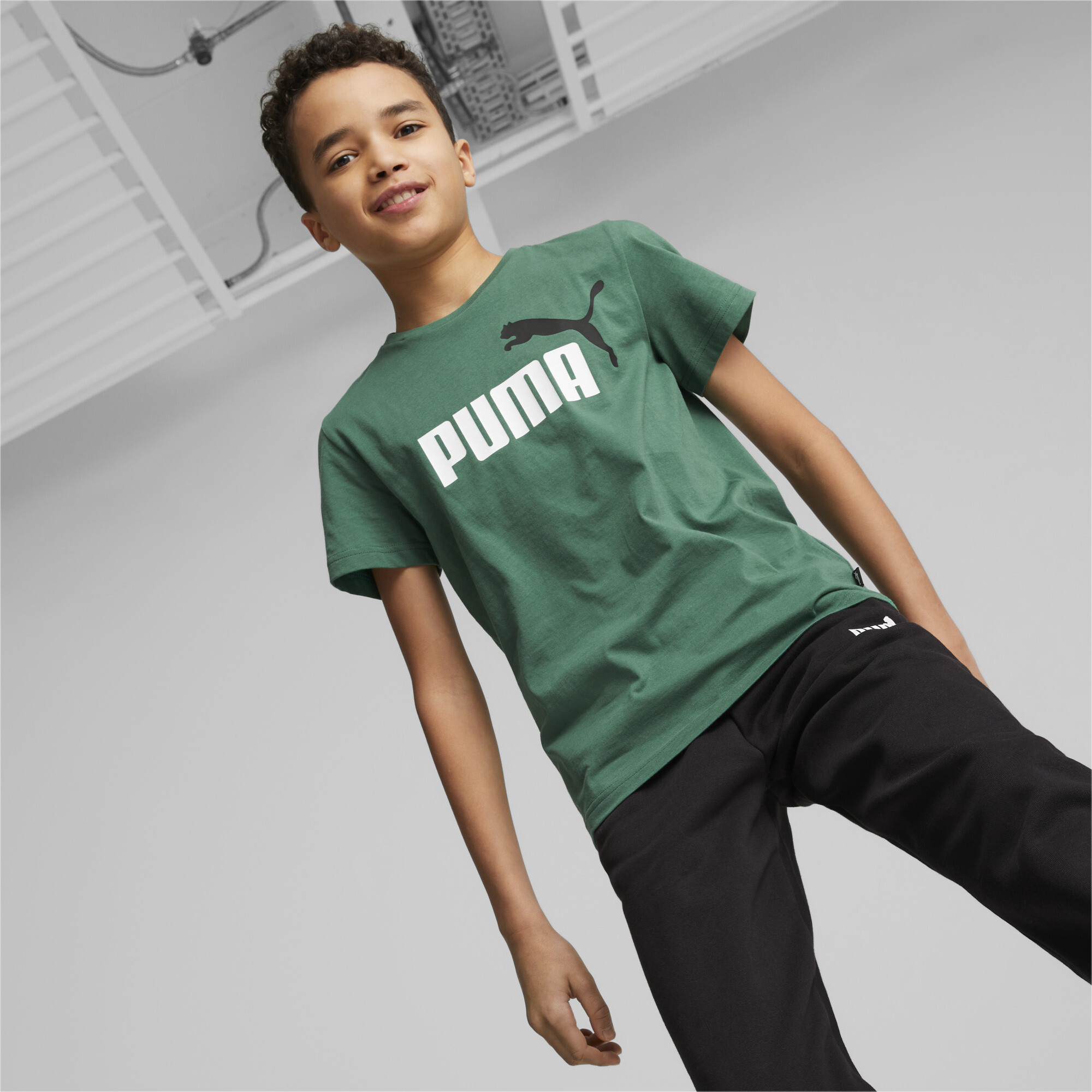 PUMA KIDS - เสื้อยืดคอกลมเด็กโต Essentials Logo Tee สีดำ - APP ...