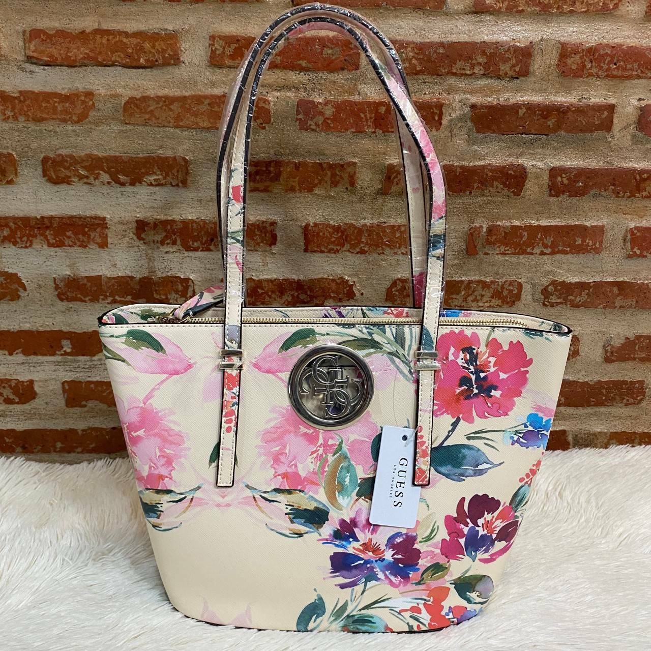 GUESS OPEN ROAD FLORAL TOTE BAG กระเป๋าถือขนาดกลางทรงสวย ฐานตั้งอยู่ทรง ...