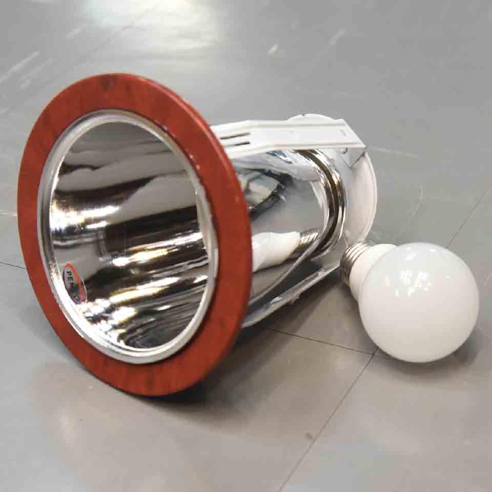 PEMCO โคมไฟดาวน์ไลท์ ขอบลายไม้ แบบฝังฝ้า โคมไฟติดเพดาน (พร้อมหลอด LED ...