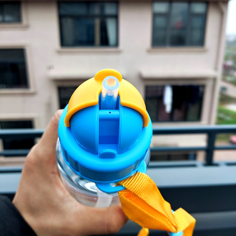 ขวดน้ำเด็ก แบบหลอดเด้ง มีสายสะพายลายดาบพิฆาตอสูร Dinosaur ฝาใส - SunnyLife - ThaiPick