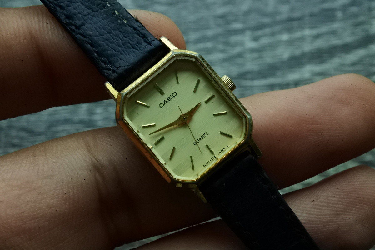 นาฬิกา Vintage มือสองญี่ปุ่น Casio ระบบ Quartz ผู้หญิง ทรงสี่เหลี่ยม