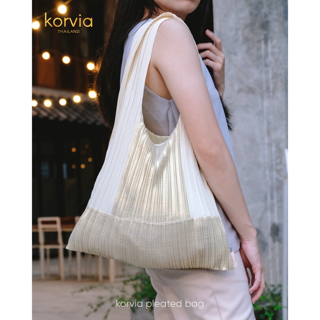 Korvia กระเป๋าผ้าพลีท รุ่นเมทัลลิค สีขาว สีออฟไวท์ Shine At Midnight ...