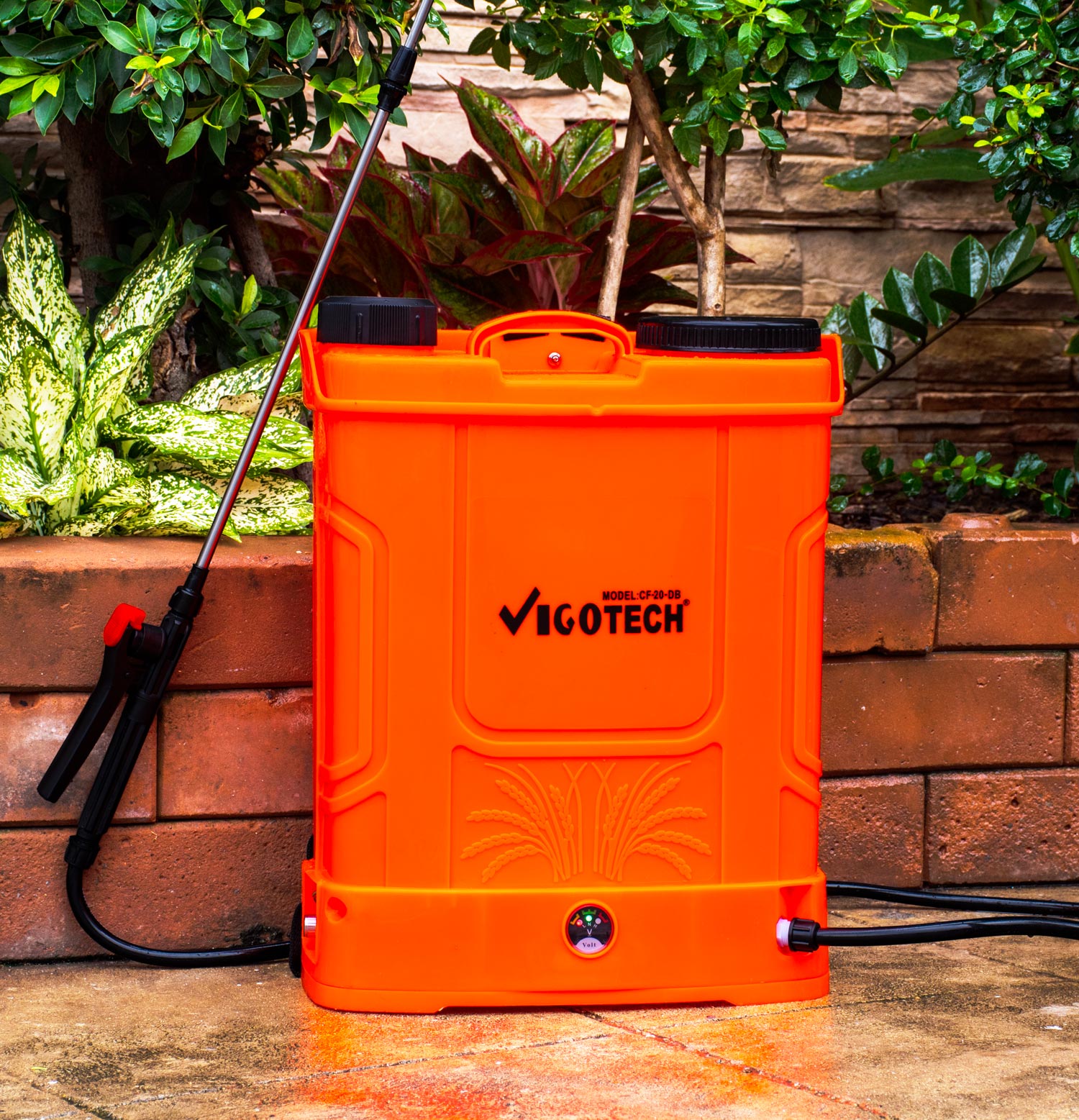 เครื่องพ่นยาแบตเตอรี่ปั๊มคู่ 13.8 บาร์ 20 ลิตร วีโกเทค CF20DB ใช้สายยาวสุดได้ 20 เมตร - MixASale