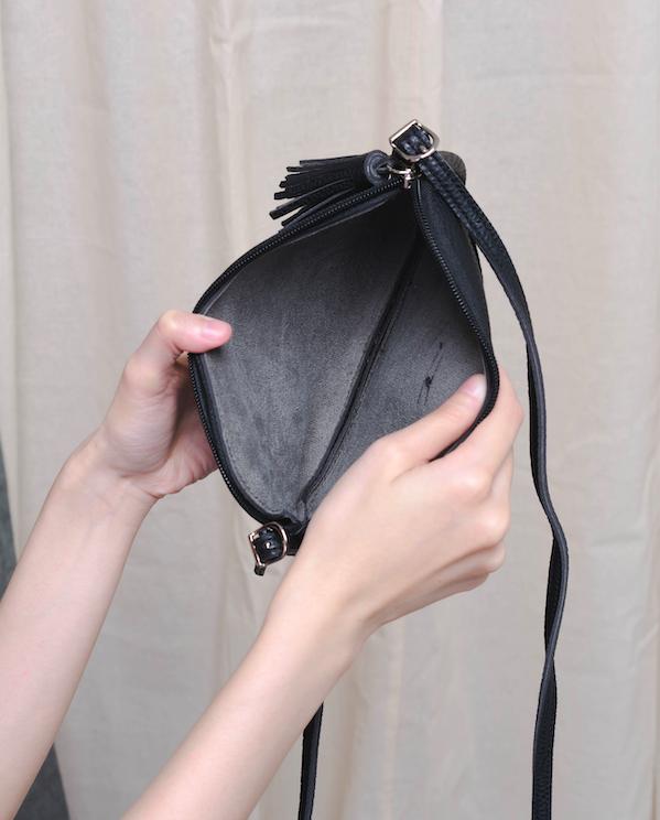 Paroty กระเป๋าสะพายข้าง ใบเล็ก สีดำ No.E02B - paroty - ThaiPick