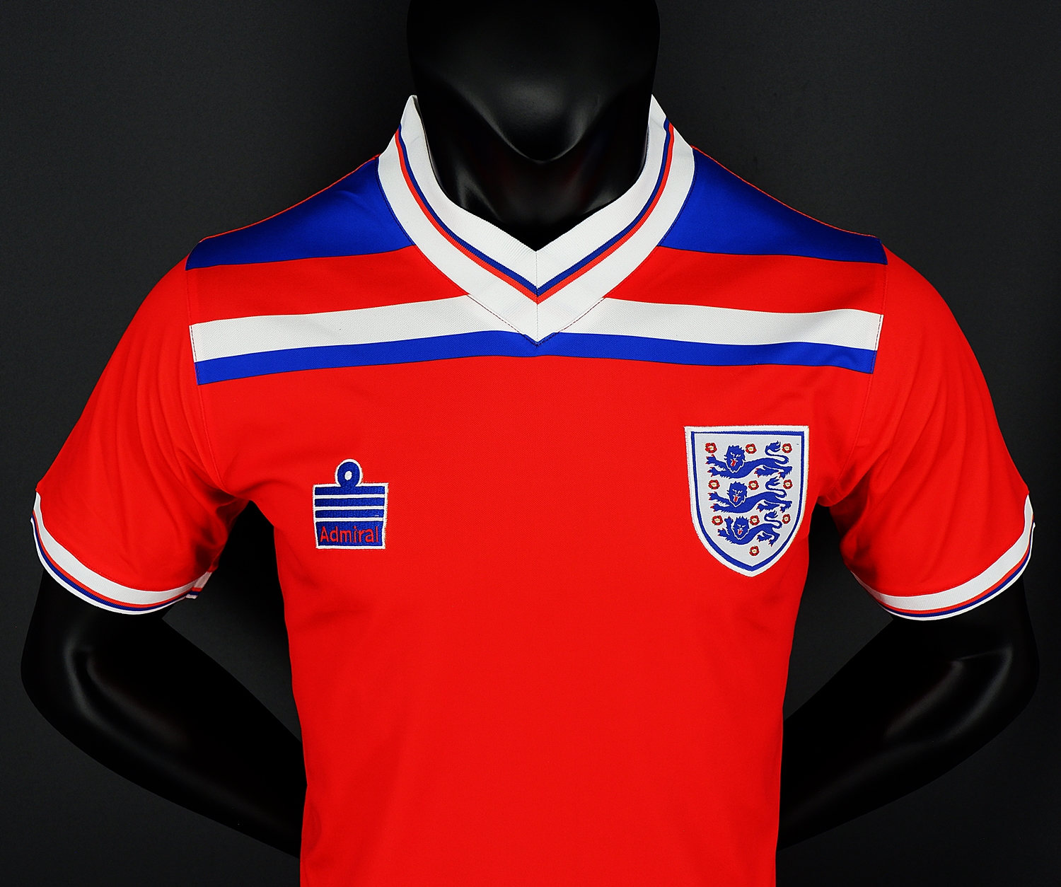 เสื้อฟุตบอลย้อนยุค ทีมชาติ อังกฤษ ชุดเยือนปี 1982/1983 England Retro ...