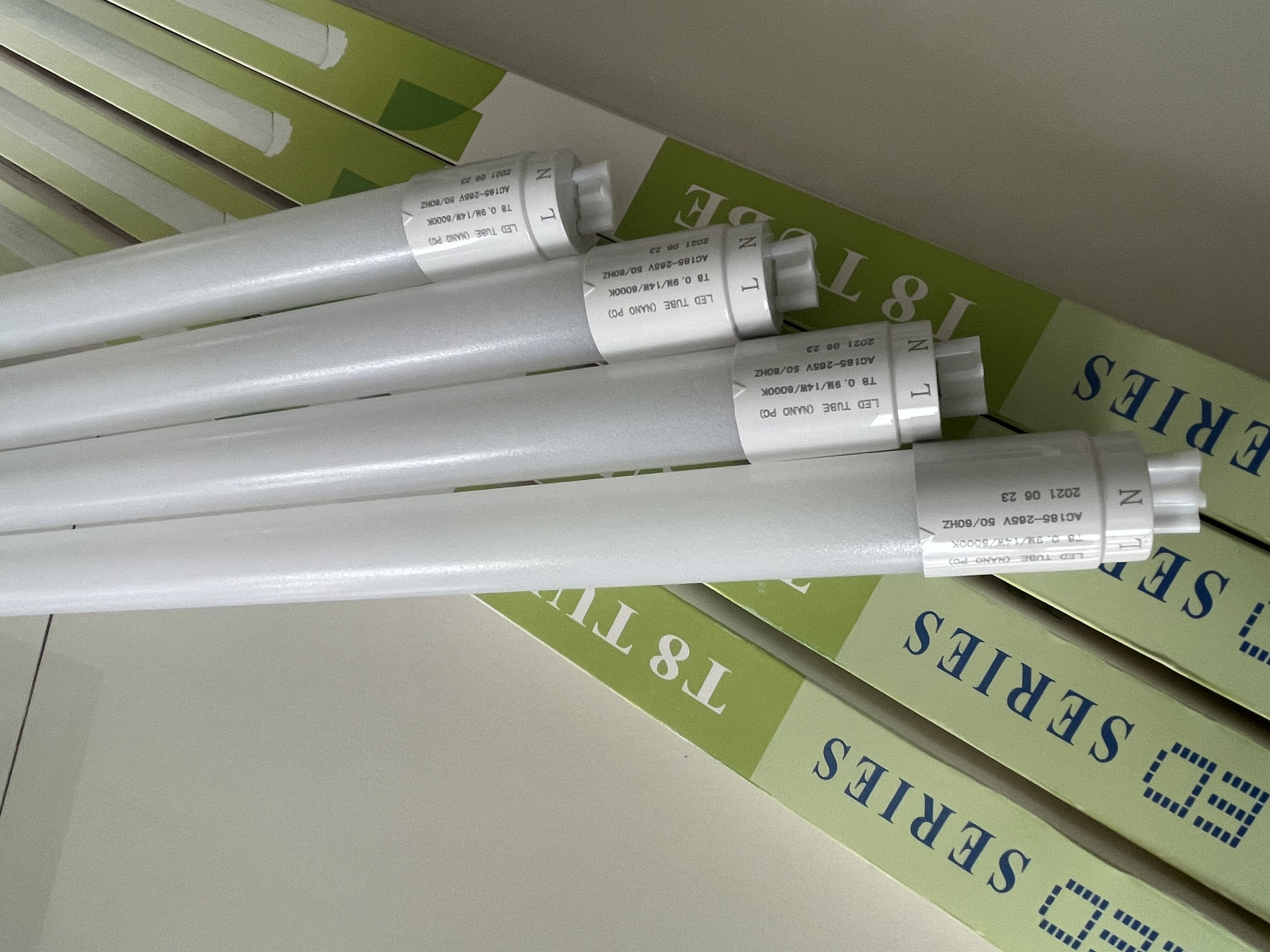 หลอดไฟ LED T8,14วัตต์ , ความยาว 90 120ซ.ม. ผลิตจาก พลาสติก นาโน สำหรับ ...