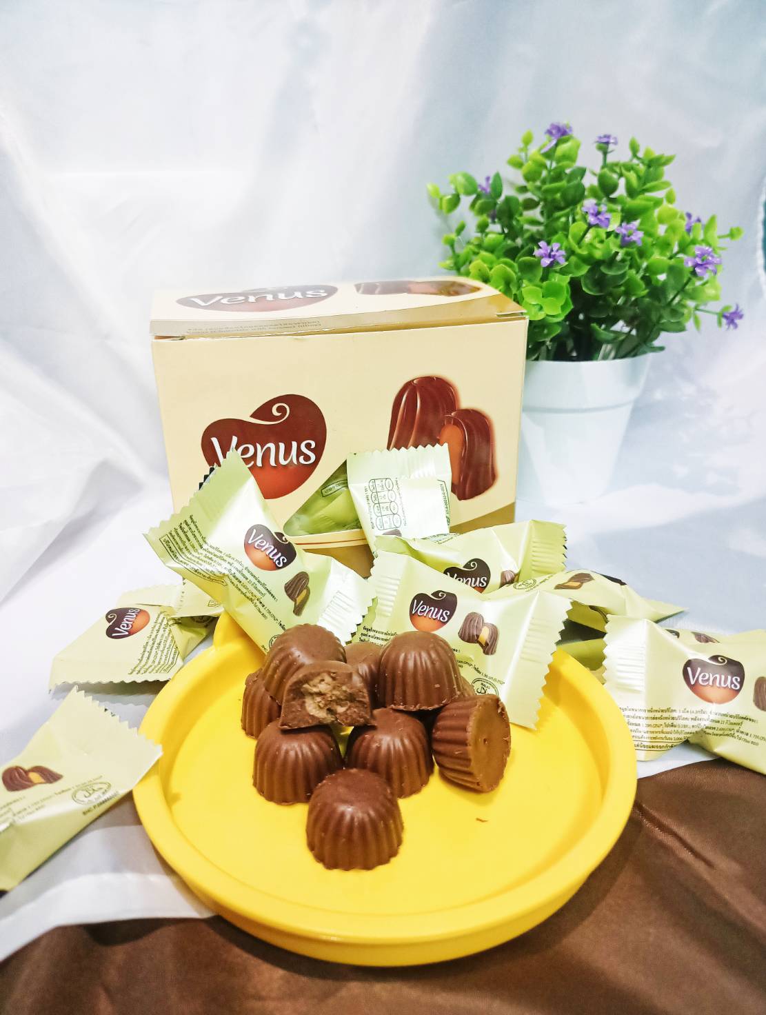 ช็อคโกแลต สอดไส้คาราเมล วีนัส 1กล่อง บรรจุ 48 เม็ด Venus Chocolate with ...