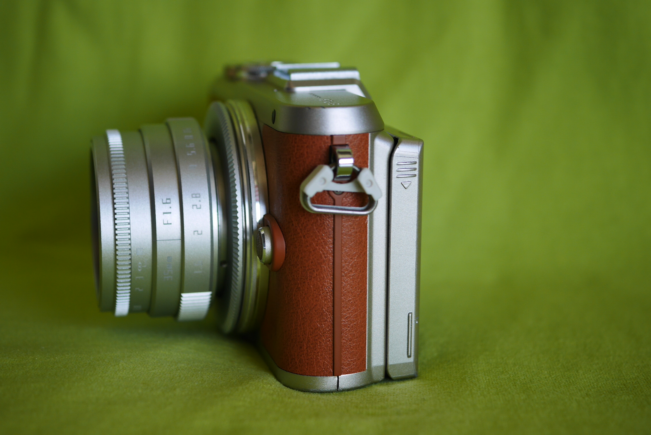 Olympus Pen E-PL8 Mirrorless Digital Wi-Fi Camera Brown with 35mm f1.6 ...