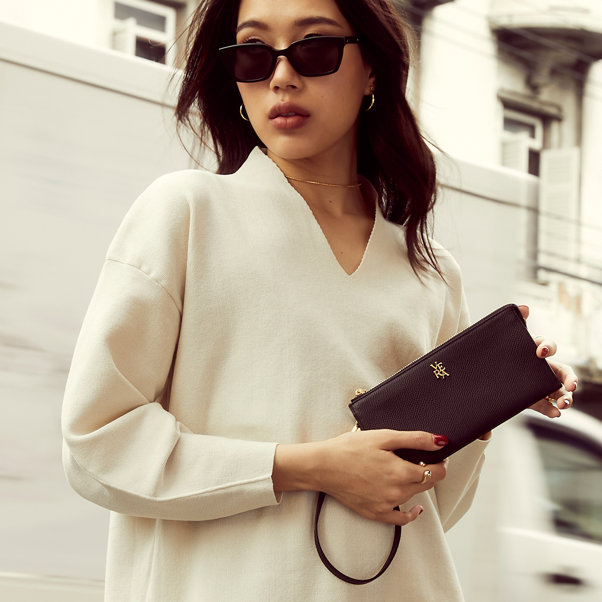 VERA Demi Double กระเป๋าสตางค์ใบยาว กระเป๋าคล้องมือ กระเป๋าคล้องแขน หรือจะใส่สายสะพายยาวเพื่อ ...