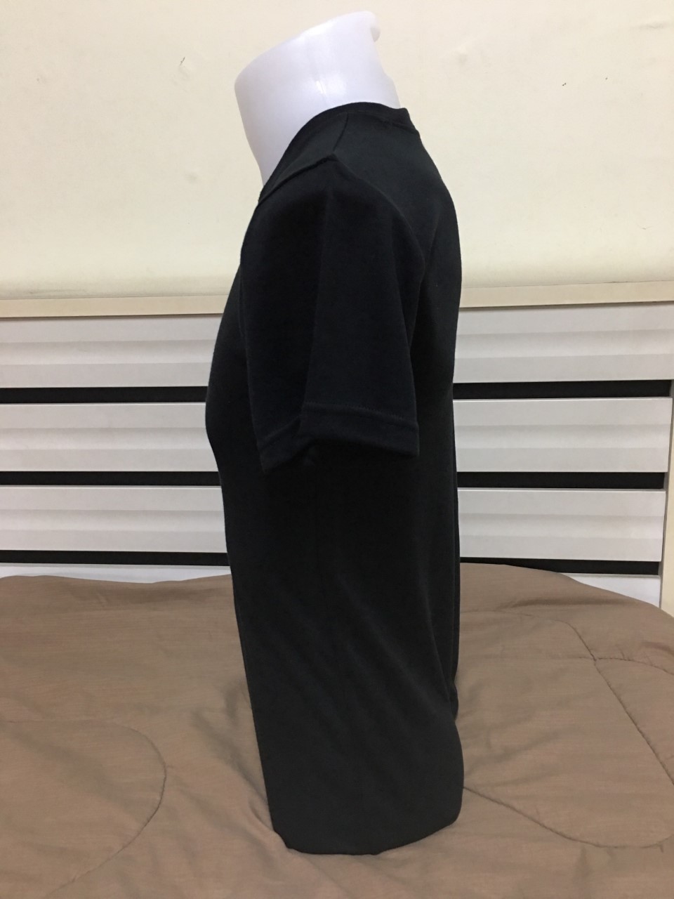 เสื้อยืดสีดำ ทรงคอกลม เนื้อผ้า TK34 เป็นผ้าโพลีผสม และเป็นผ้า 2 หน้า (Interlock) ผลิตในไทย เนื้อ ...