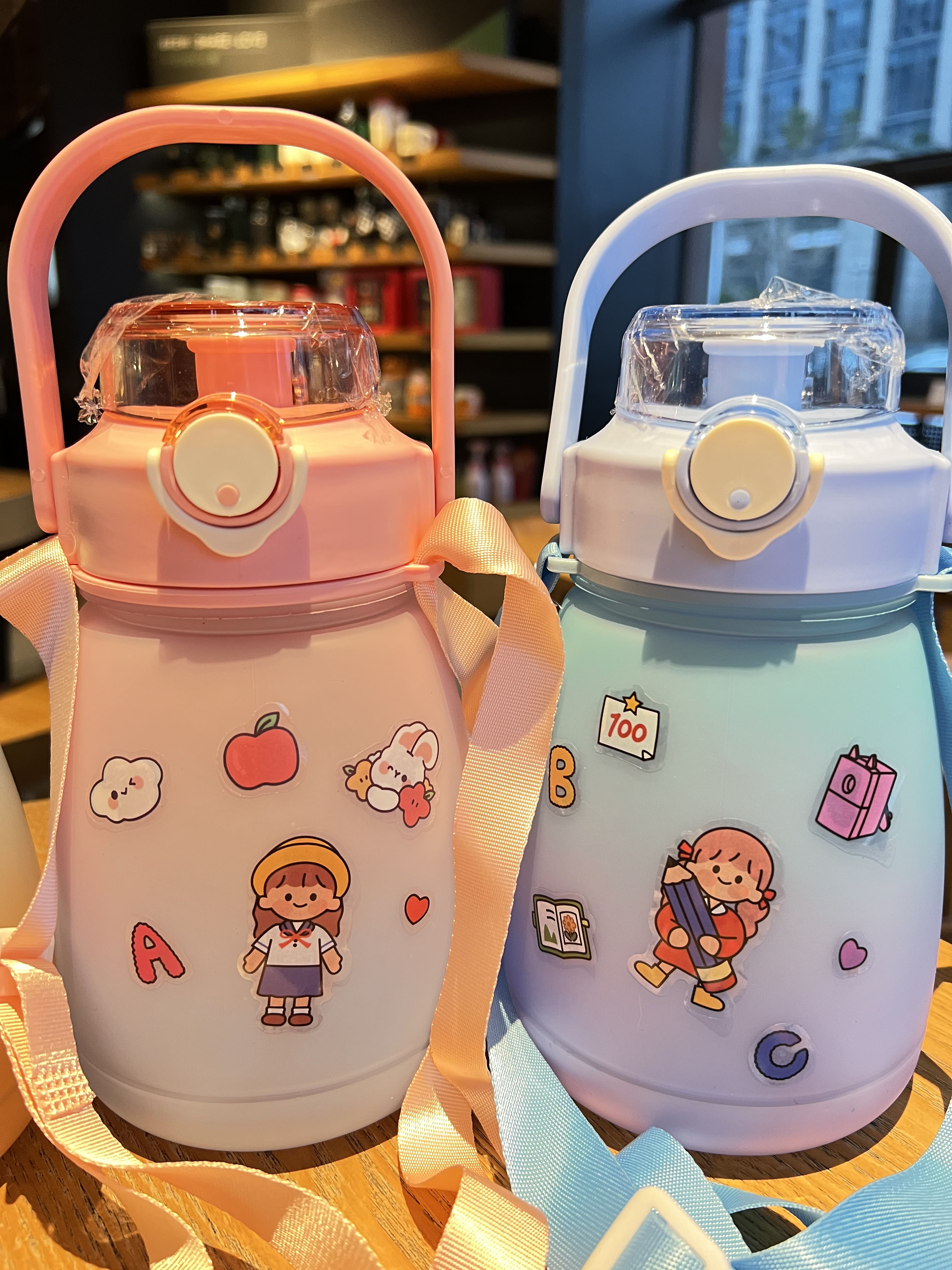 ฟรีสายรัดและสติ๊กเกอร์ ขวดน้ำ ขวดน้ำเด็ก ขวดน้ำพกพา กระบอกน้ำบอกเวลา กระบอกน้ำ ความจุ 1.3L (BPA ...