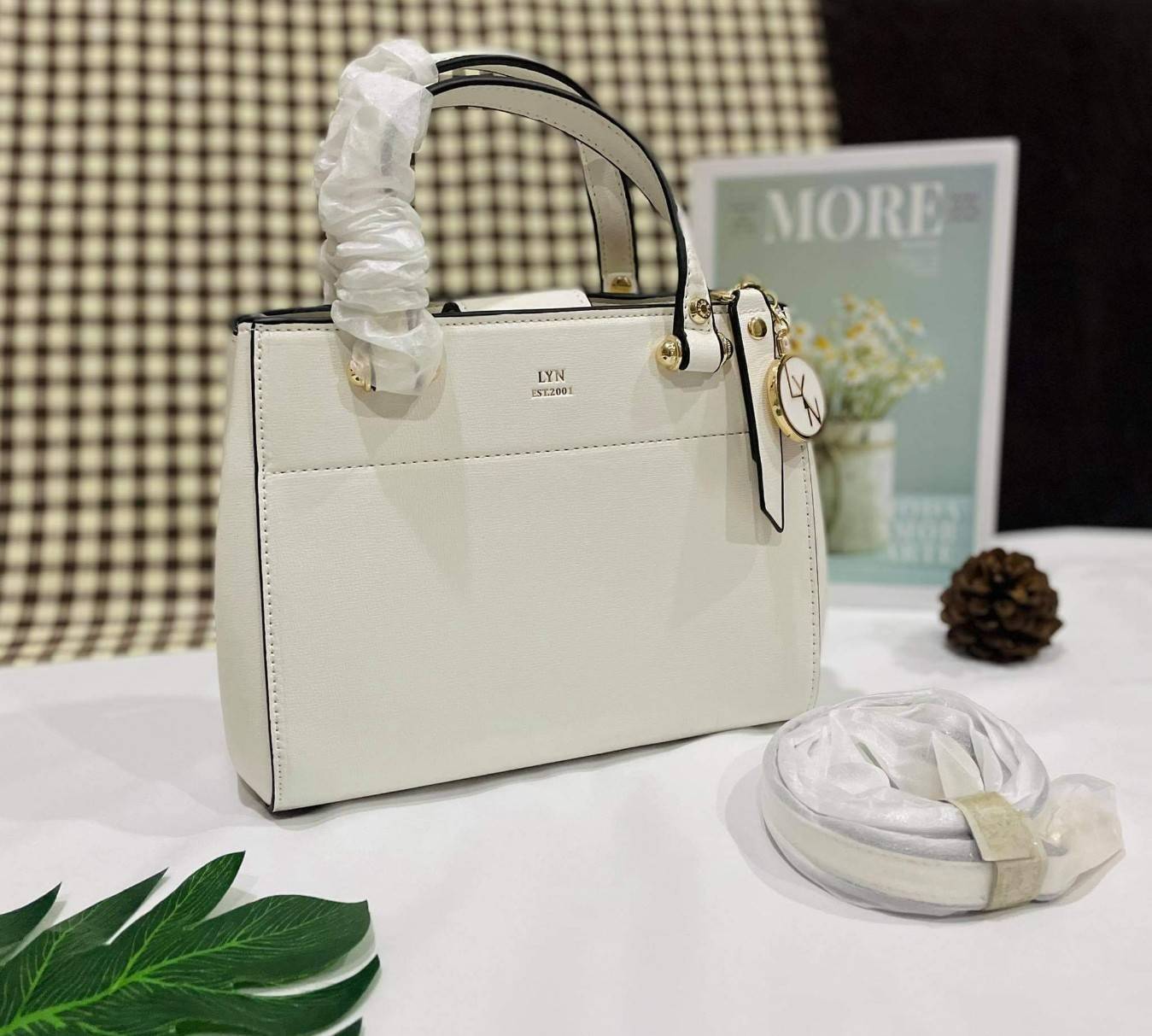ใหม่ LYN Handbag Crossbody bag กระเป๋า กระเป๋าสะพายข้าง กระเป๋าถือ ...