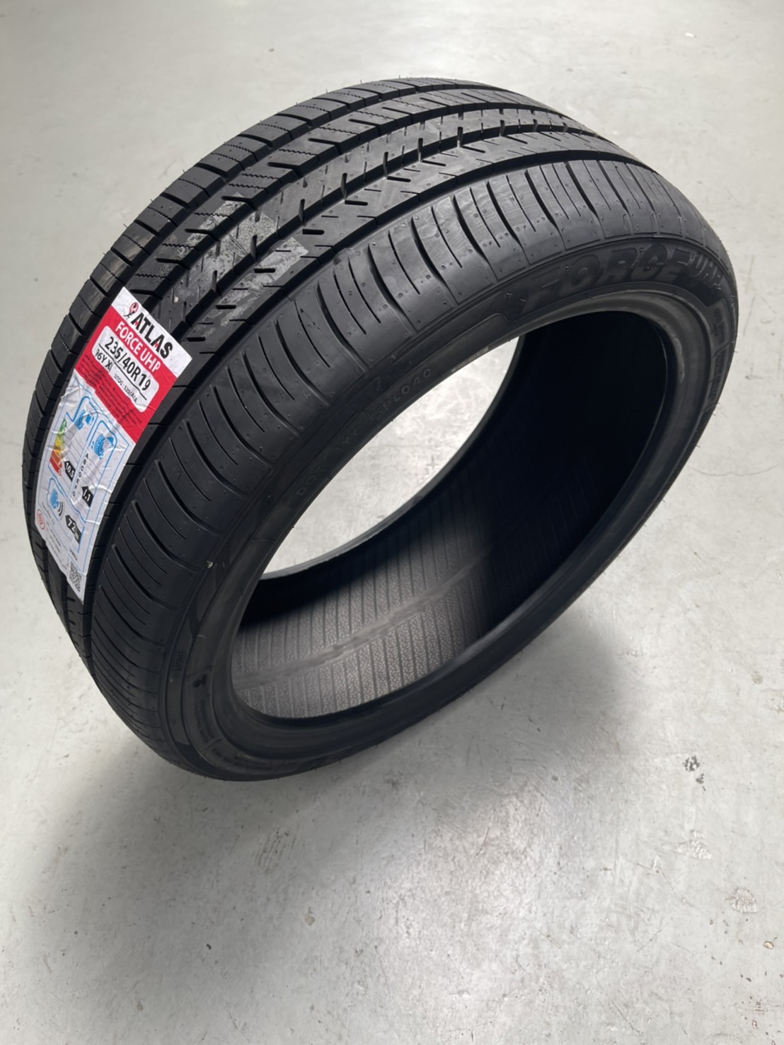 ATLAS 235/40R19 รุ่น FORCE UHP ปี 22 ยางรถยนต์ 1 เส้น - MILESTONE - ThaiPick