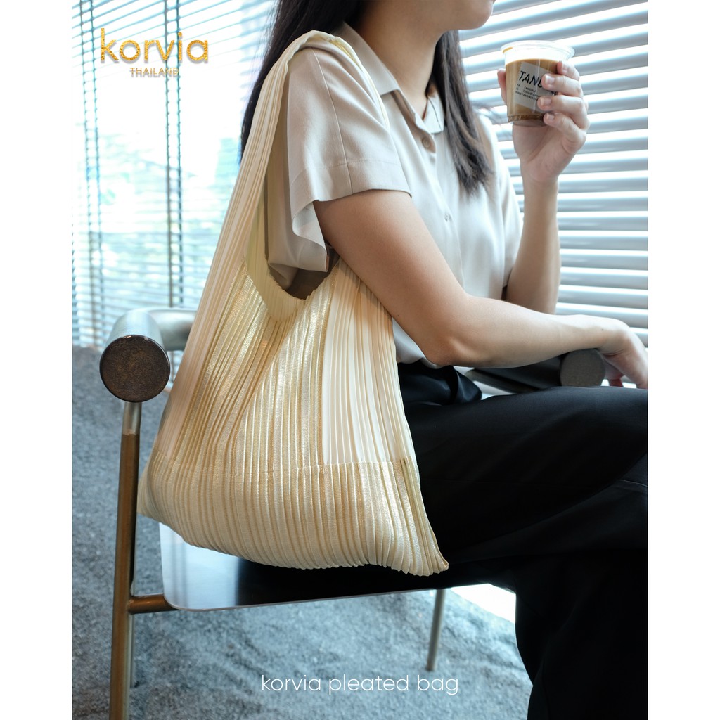 Korvia กระเป๋าผ้าพลีท รุ่นเมทัลลิค สีขาว สีออฟไวท์ Shine At Midnight ...