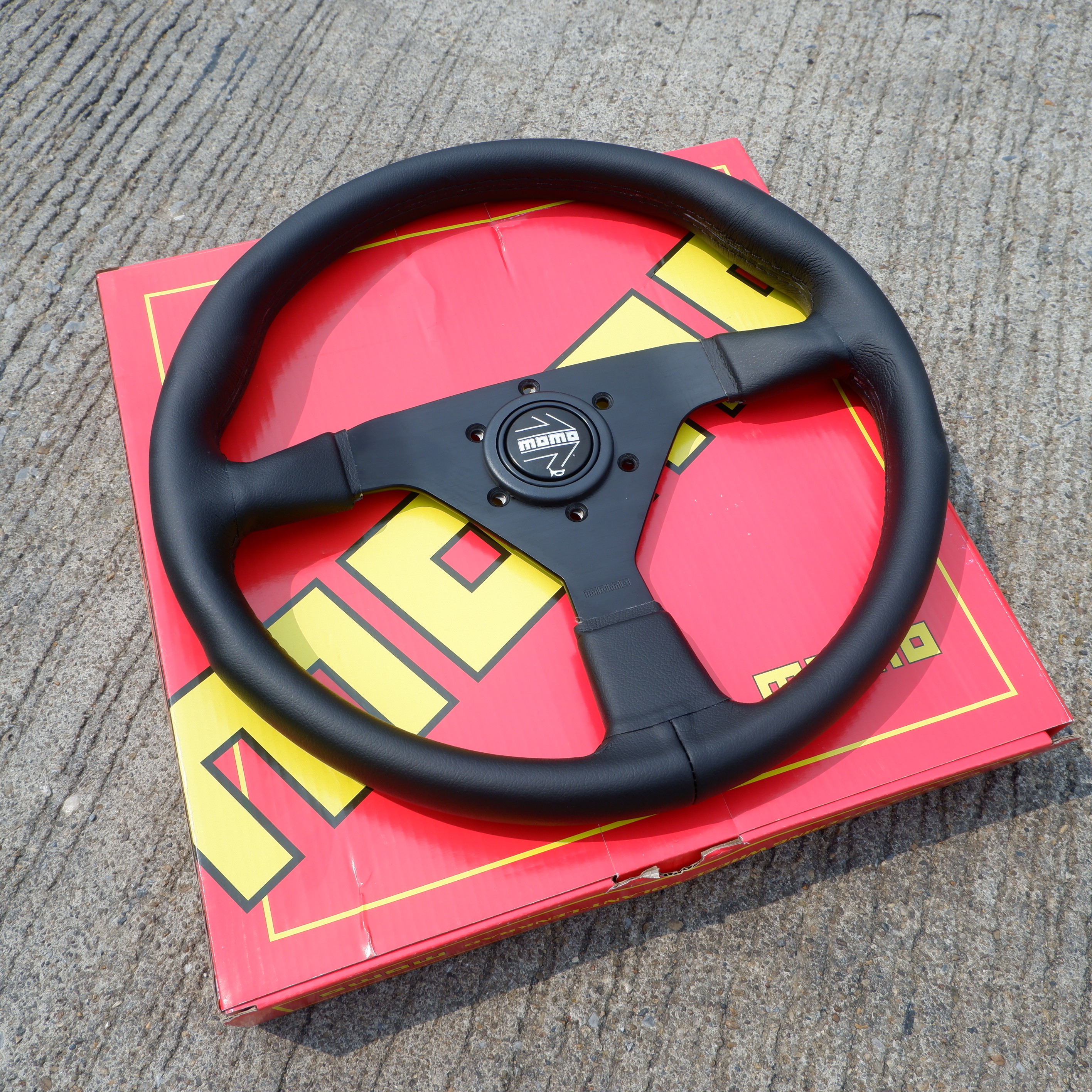 พวงมาลัยmomo v.35 หนังเรียบ ก้านตรง (สีดำ) พวงมาลัยแต่ง วงกว้าง 13.5 นิ้ว ทรงสปอร์ต หนังนิ่ม จับ ...