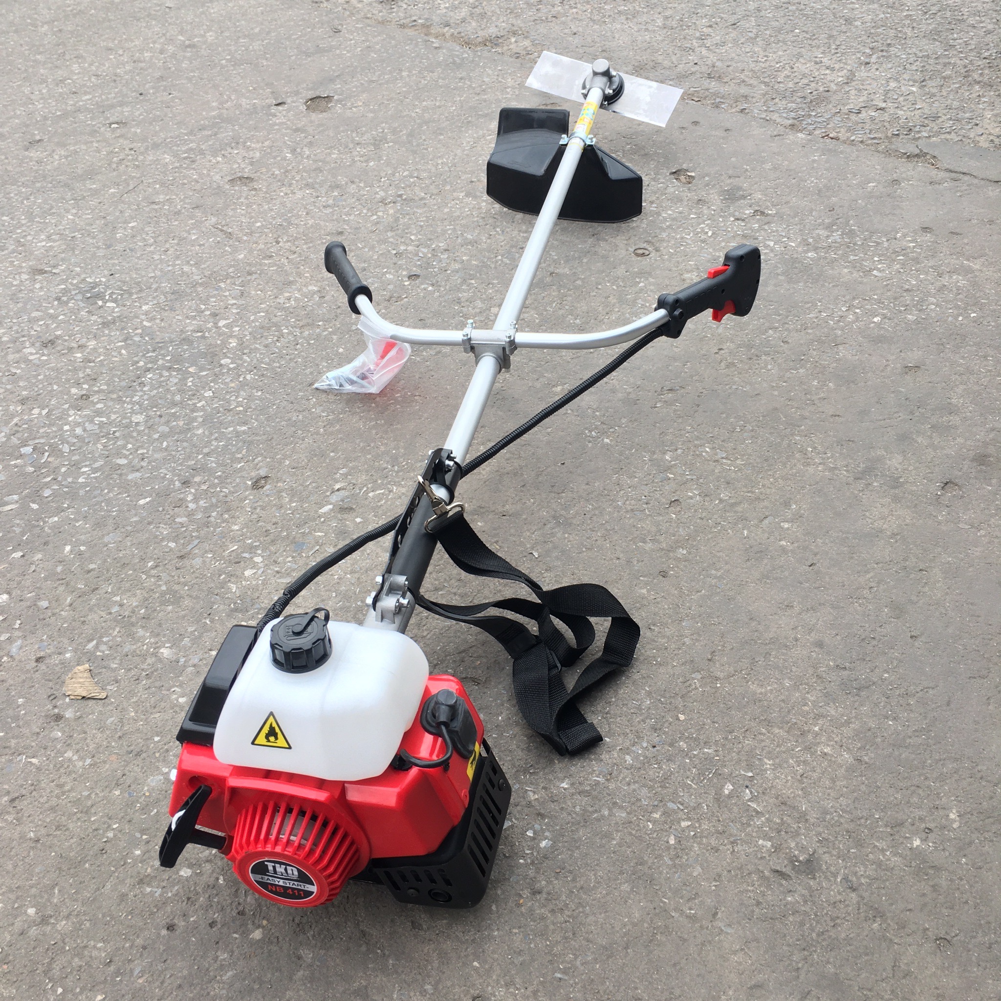 TKD เครื่องตัดหญ้า รุ่น NB411 เครื่องตัดหญ้า สะพายบ่า 2 จังหวะ คออ่อน เครื่องตัดหญ้า2T | Lazada ...