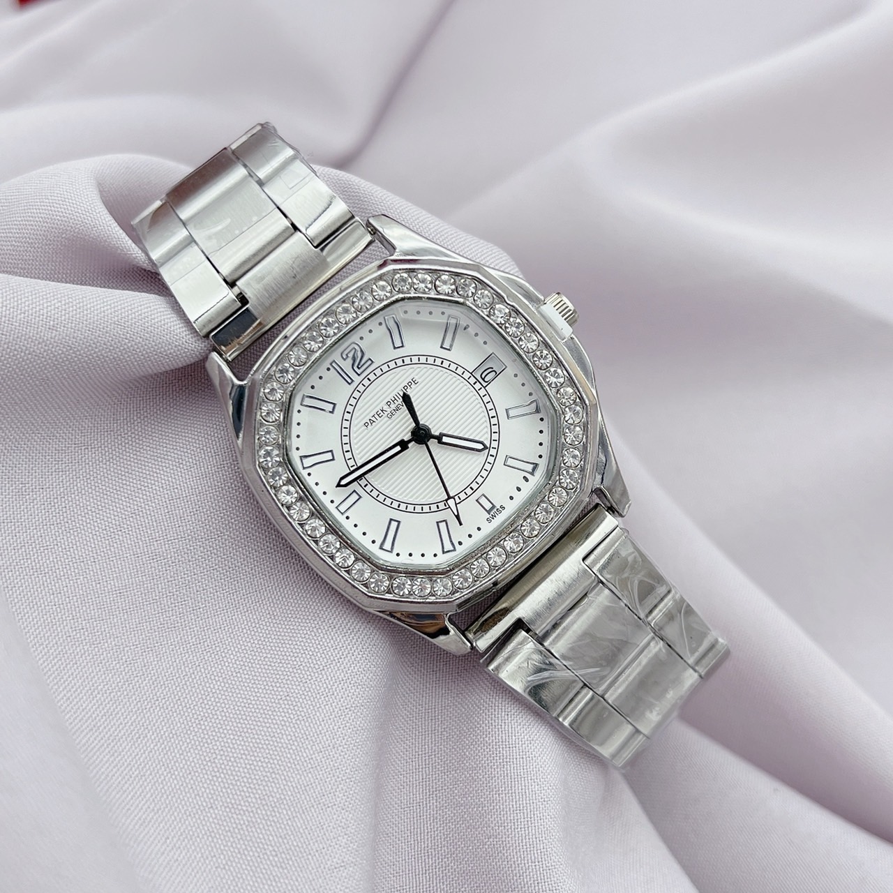 Watchtime นาฬิกาข้อมือแฟชั่นผู้หญิง ปาเตะ หน้าปัดล้อมเพชรขนาด 32 มม. ...
