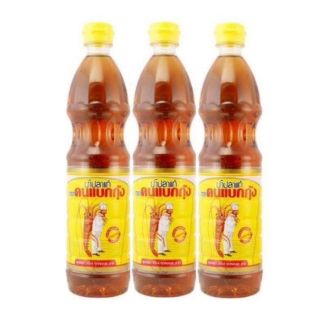 Person carrying real fish sauce shrimp, 700 cc. / Bottle, lift the pack ...