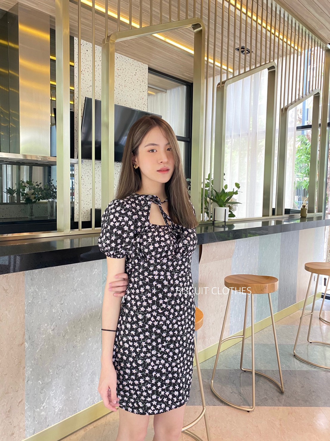 sister.tree มินิเดรสแขนดอลลี่เว้าอกผูกมินิโบว์ ชุดเดรสสั้นลายดอกจิ๋วแขนตุ๊กตา ผ้าพิมพ์ลายดอกจิ๋ว ...