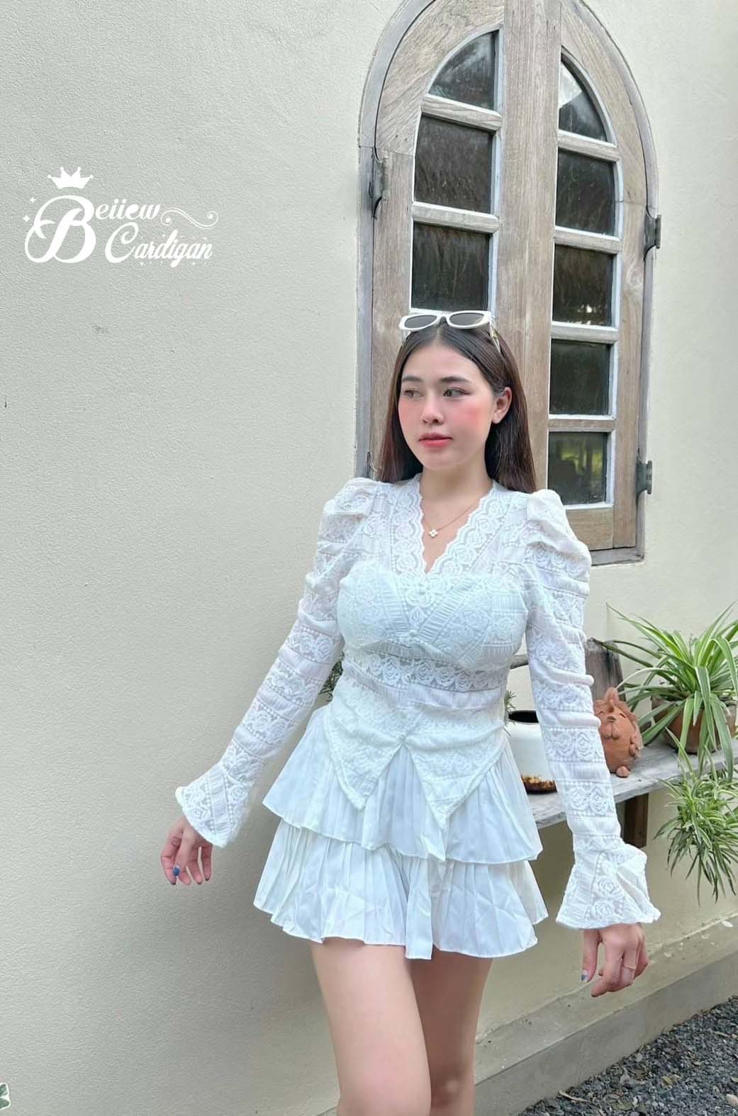 BW.warisara🦄งานลูกไม้ลายทอสวยๆ แต่งทรงใหล่ยกแขนตุ๊กตา แขนยาวชายแขนกระดิ่งทรงคอวีแต่งกระดุมหน้า ...