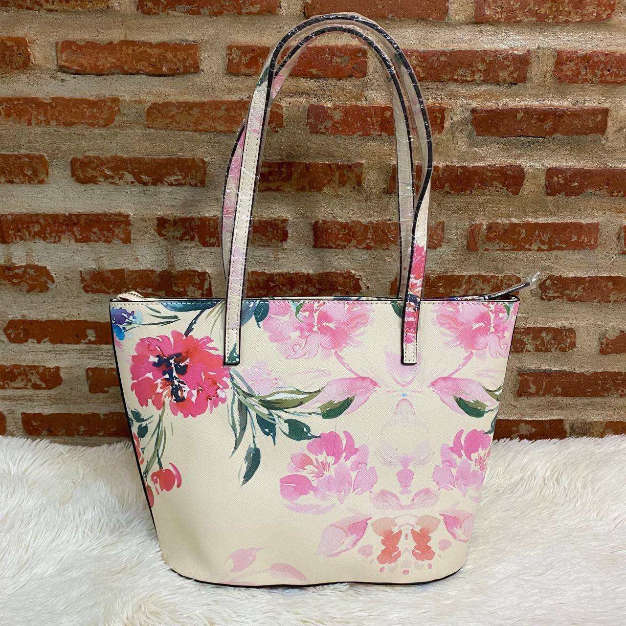 GUESS OPEN ROAD FLORAL TOTE BAG กระเป๋าถือขนาดกลางทรงสวย ฐานตั้งอยู่ทรง ...