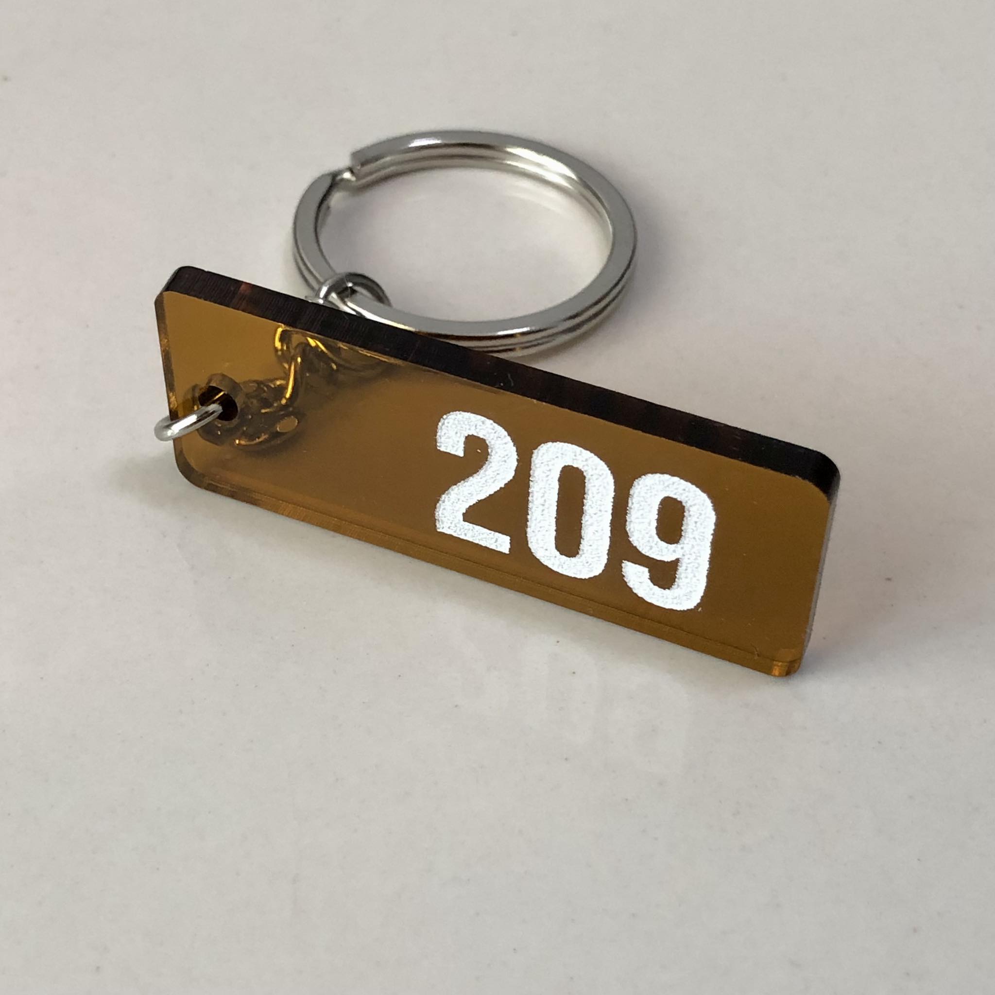 พวงกุญแจอะคริลิคสีโปร่งแสง candy tone ขนาด 2x5cm.(แจ้งเลขในแชท ...