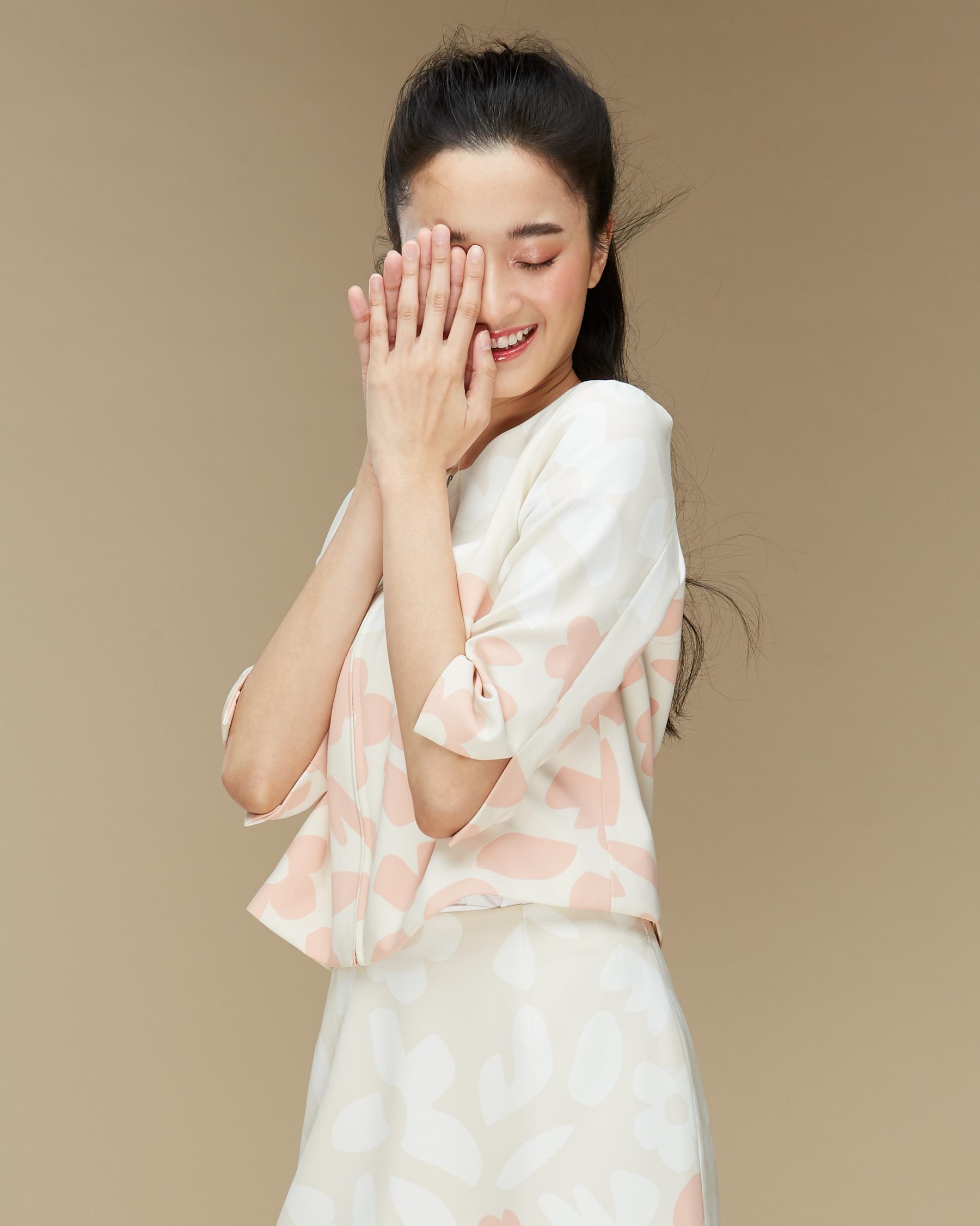 VANNSTOFF Signe Blouse เสื้อคอกลมแขนสามส่วนที่มาพร้อมกับผ้าลาย Original ของ Vannstoff ...