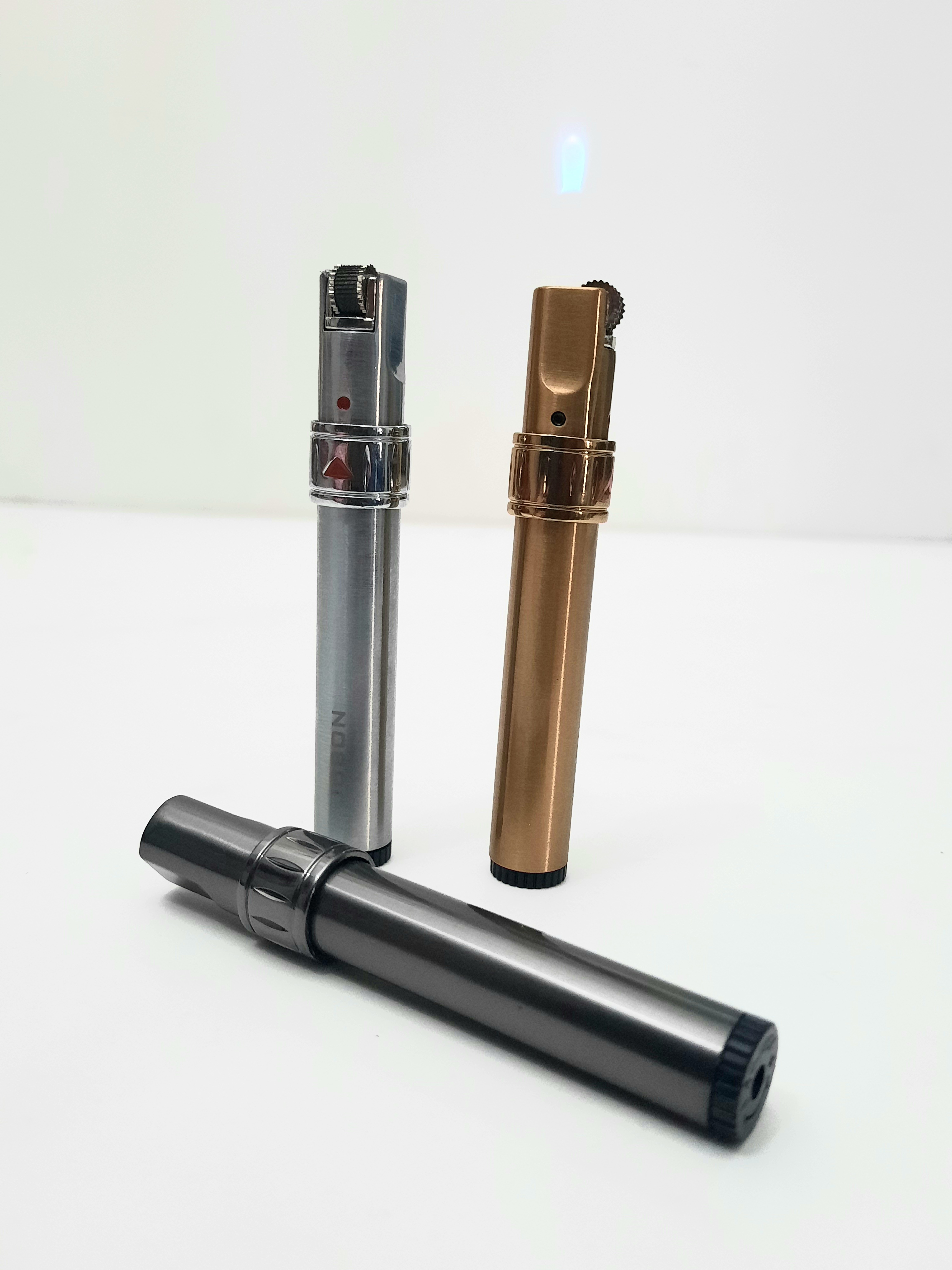 Fashion lighters เป็นแบบฟู่ สีส้ม ลวดลายสวยงาม ขนาดกระทัดรัด พกพาสดวก และมีน้ำหนักเบา และมีไฟฉาย ...